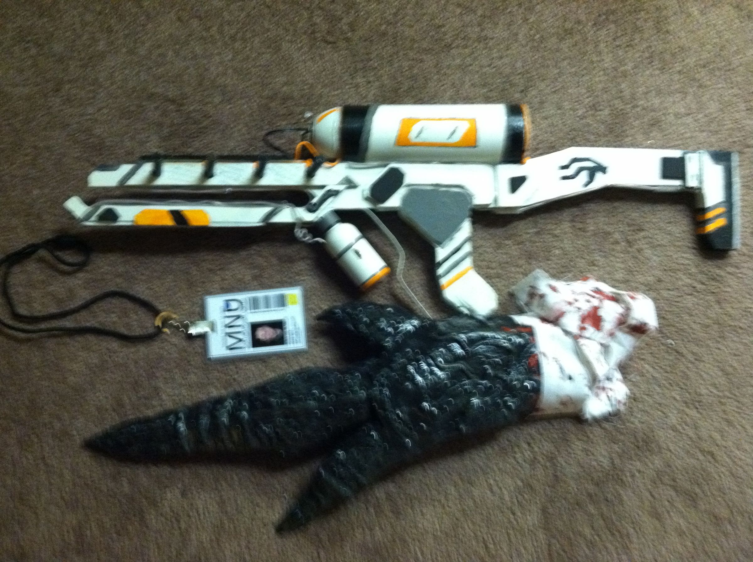 District 9 Themed Costume : 8 Steps - Instructables