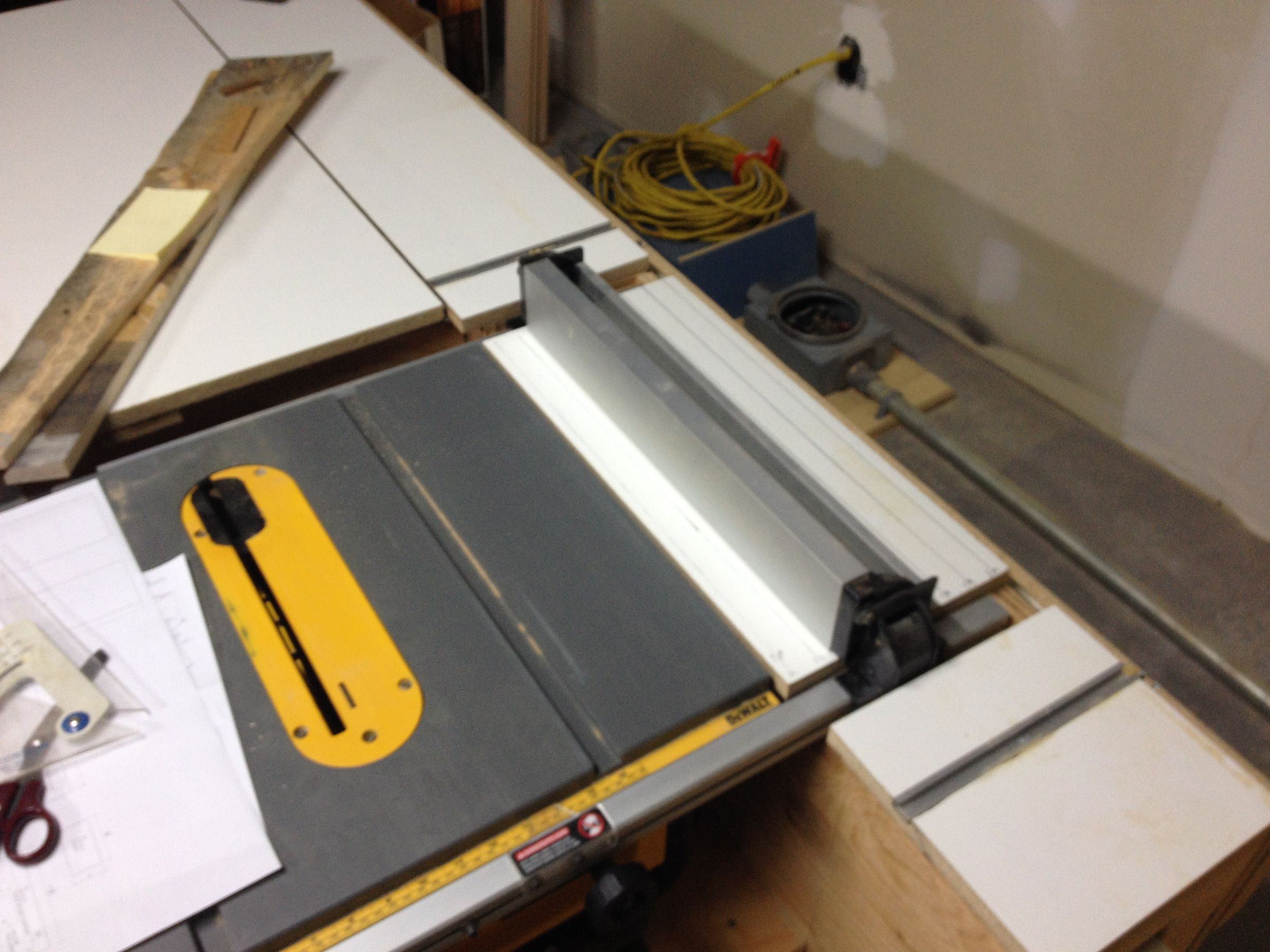 Tablesaw Outfeed Support Workstation With Aux Fence & Storage : 4 Steps ...