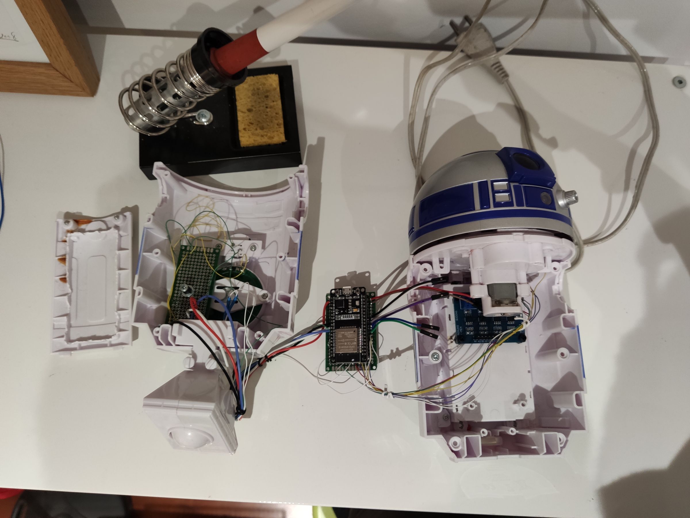 Hacked Disney R2D2: Bluetooth Control, More Sounds (ESP32, DFPlayer ...