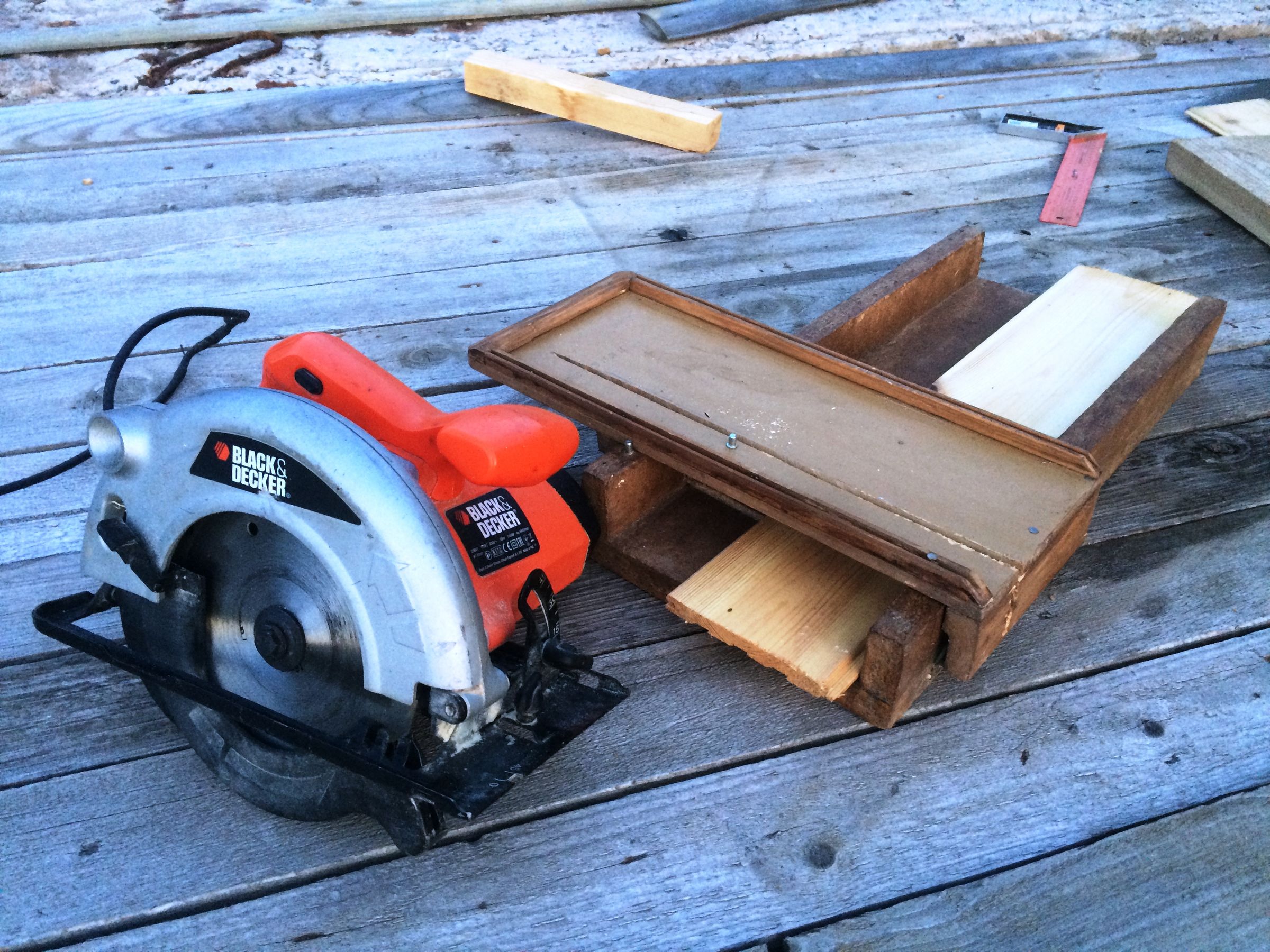 Circular Saw Cross Miter Cutting Station : 6 Steps - Instructables