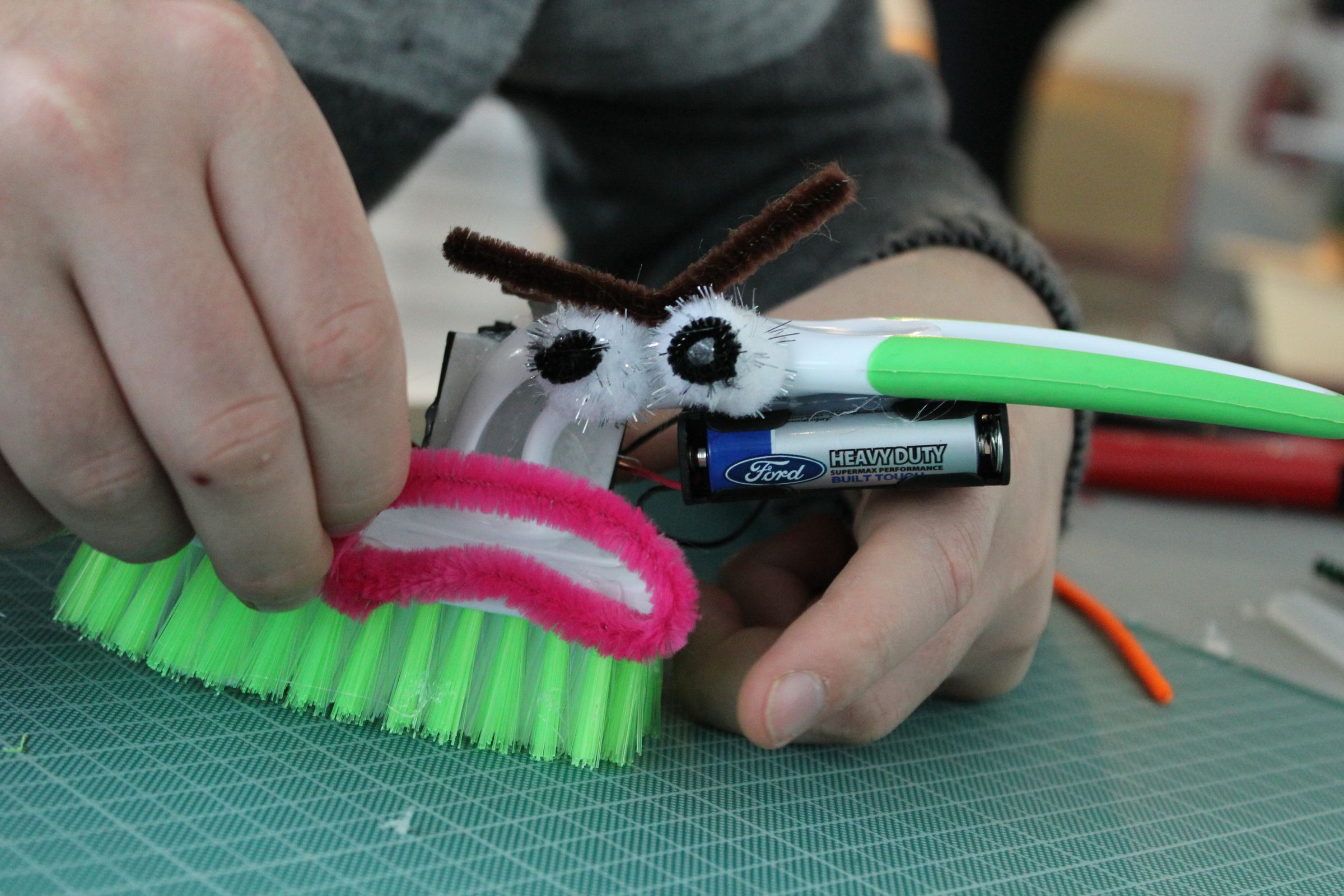 Brushbot | atelier-yuwa.ciao.jp