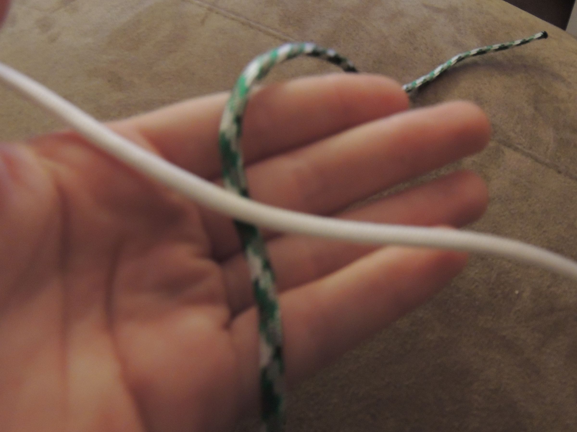 Paracord Cross (Square Braid) : 10 Steps - Instructables