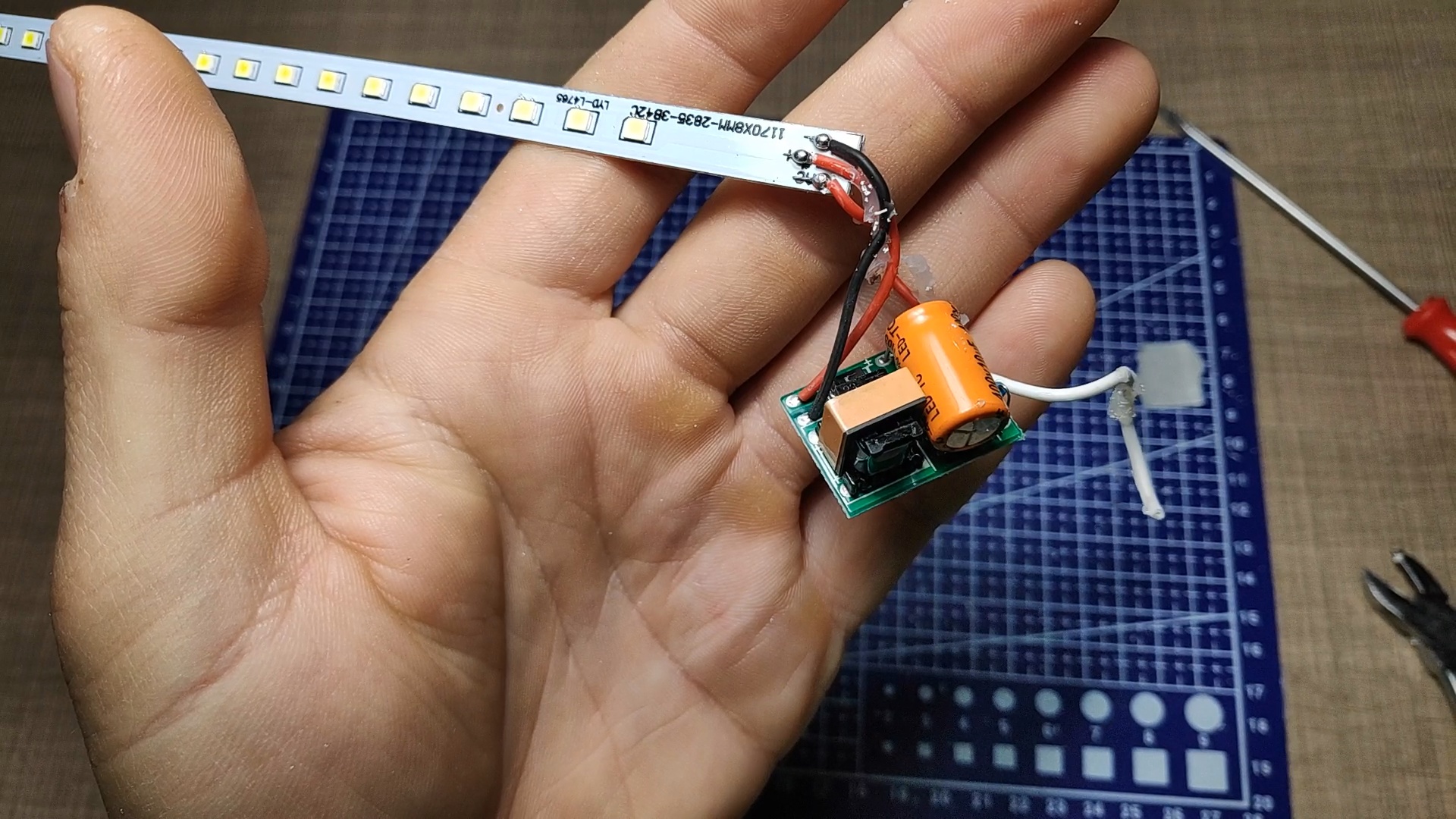 T8 Mains LED Light Teardown : 4 Steps - Instructables