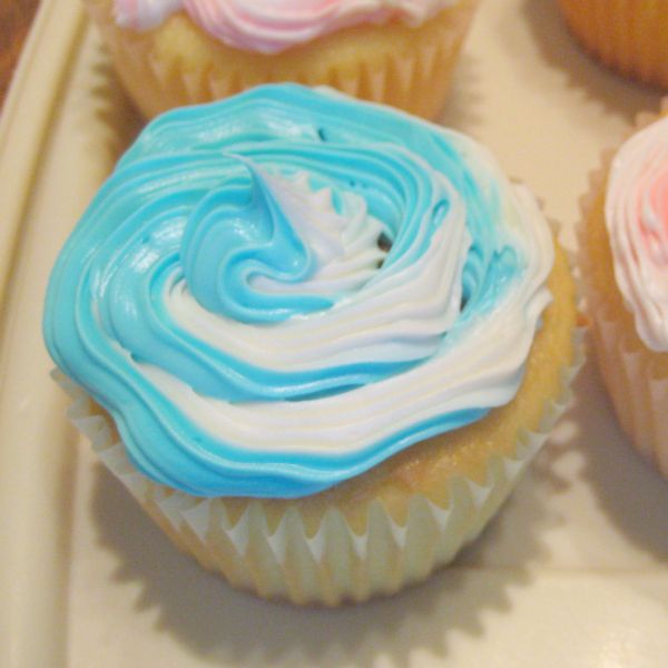 Two-Color Cupcake Frosting : 3 Steps - Instructables