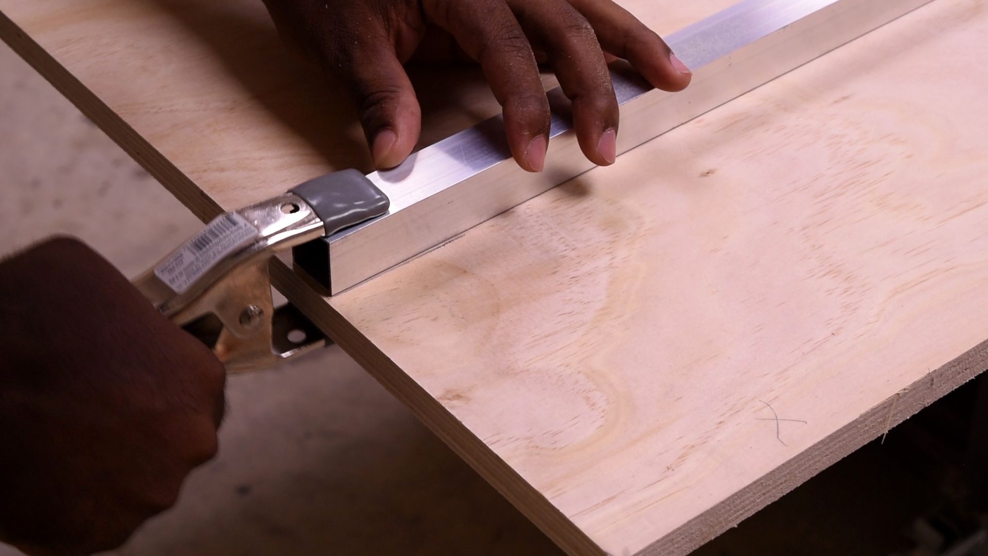 How to Make a Track Saw Guide for a Circular Saw : 8 Steps (with ...