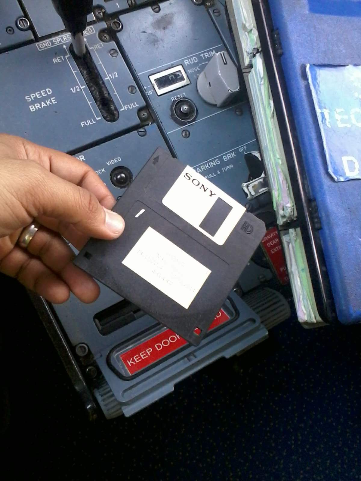 A320 NAV Database Update : 4 Steps (with Pictures) - Instructables