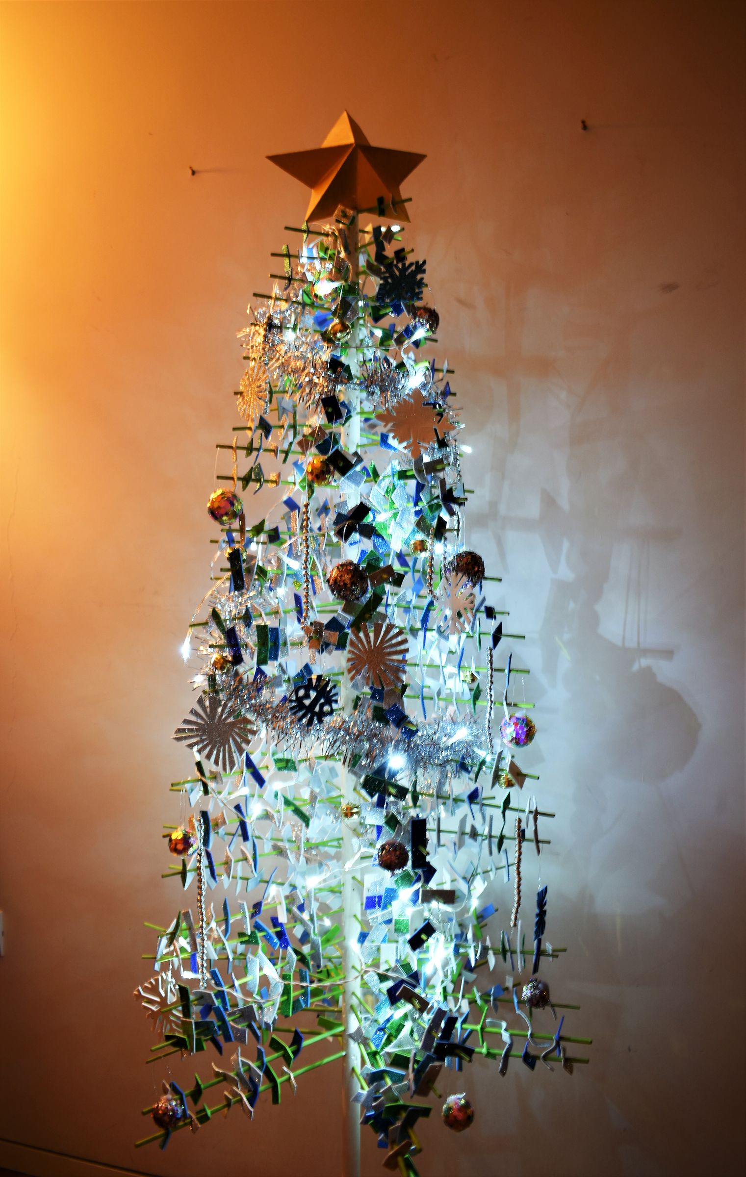 Improvised Christmas Tree : 13 Steps (with Pictures) - Instructables