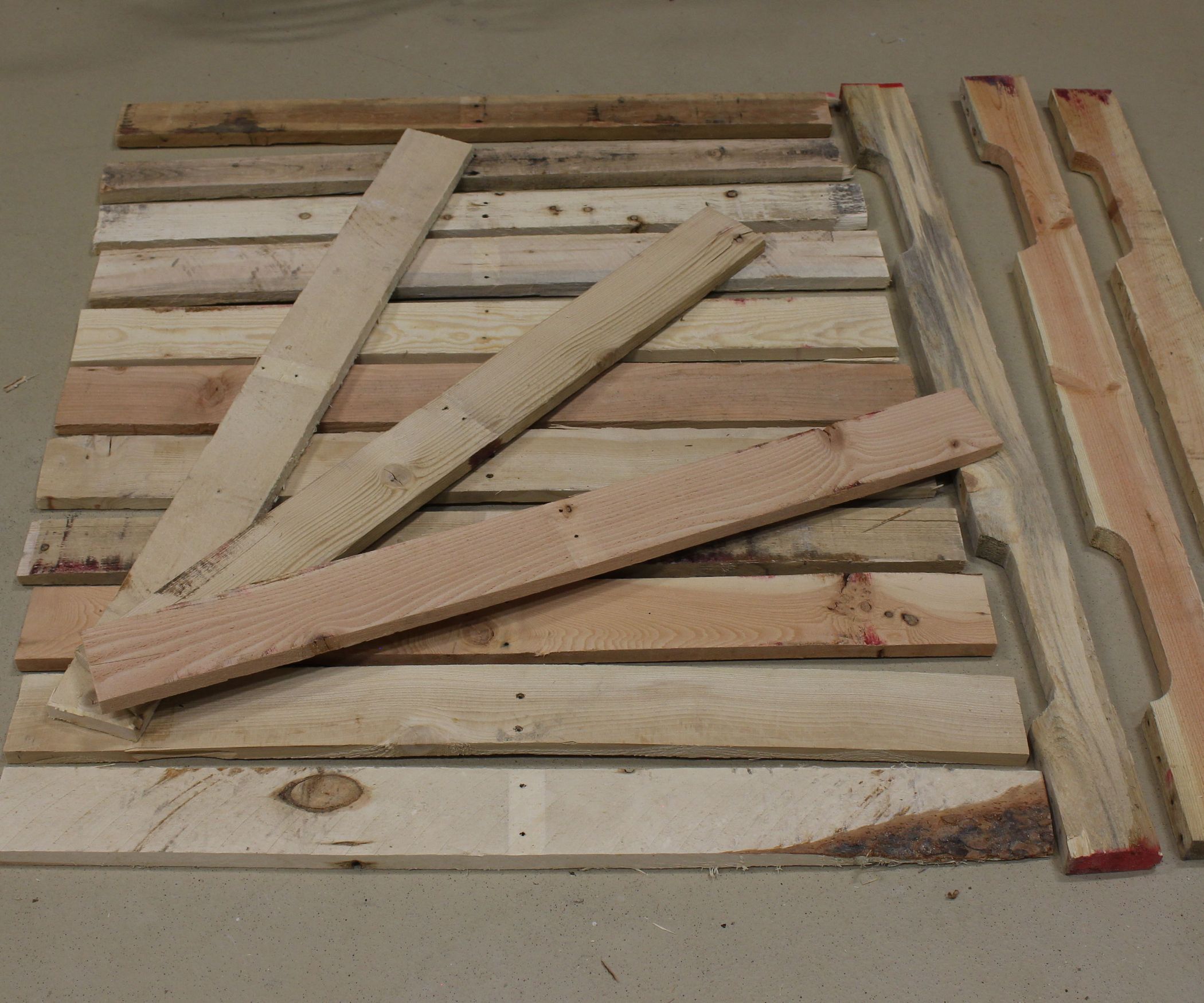 How to Efficiently Disassemble a Pallet in Three Easy Steps : 4 Steps ...