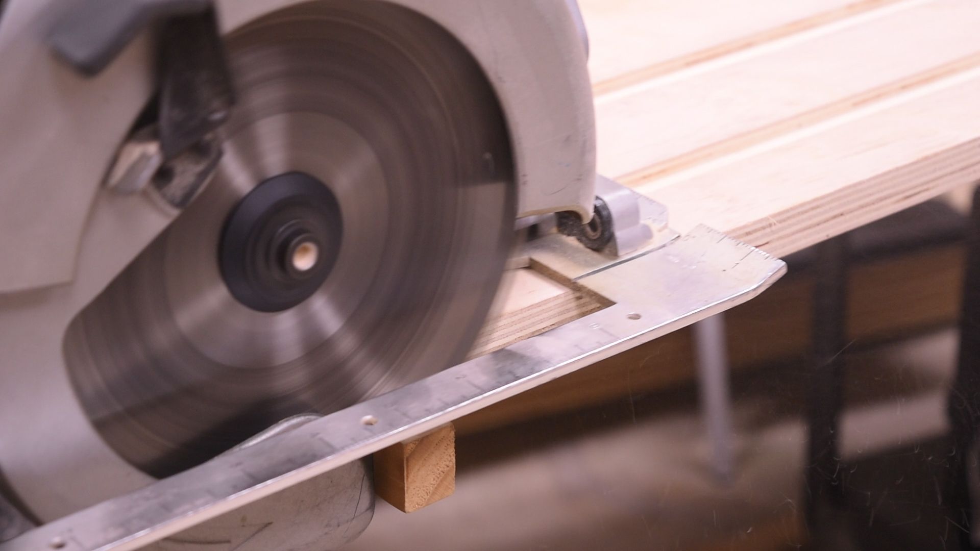 How to Make a Track Saw Guide for a Circular Saw : 8 Steps (with ...