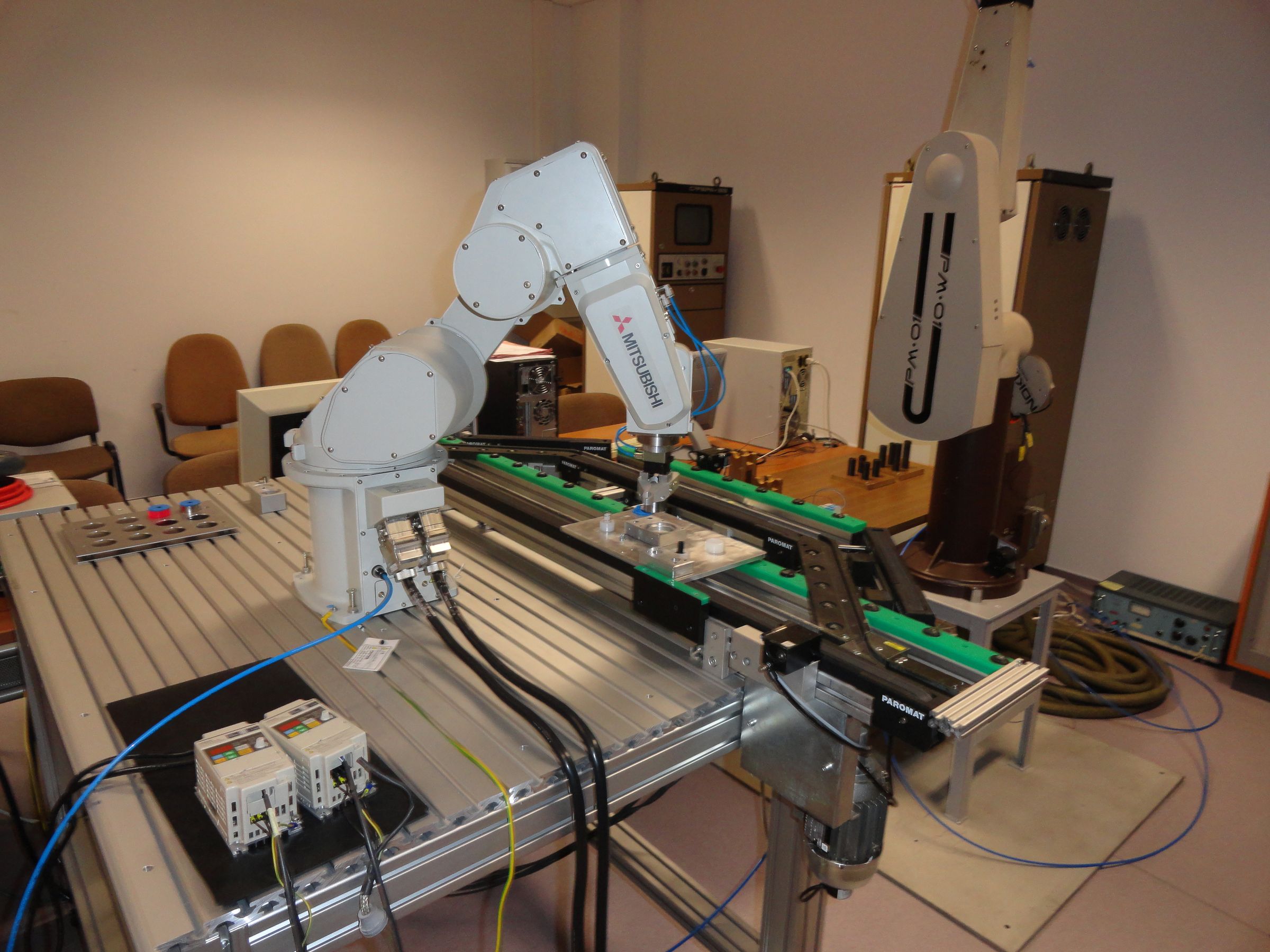 Robotic Arm With Conveyor, Able to Assembly Work Pieces Underway : 9 ...