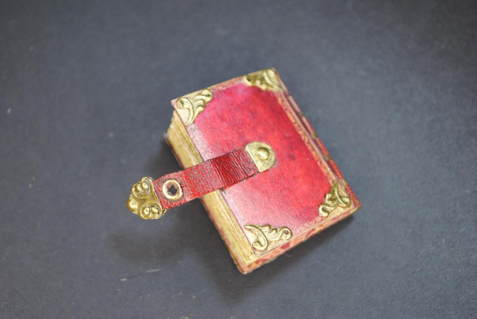 ️ How to Make Mini Books With Clasps & Chains - Video Tutorial & Free ...