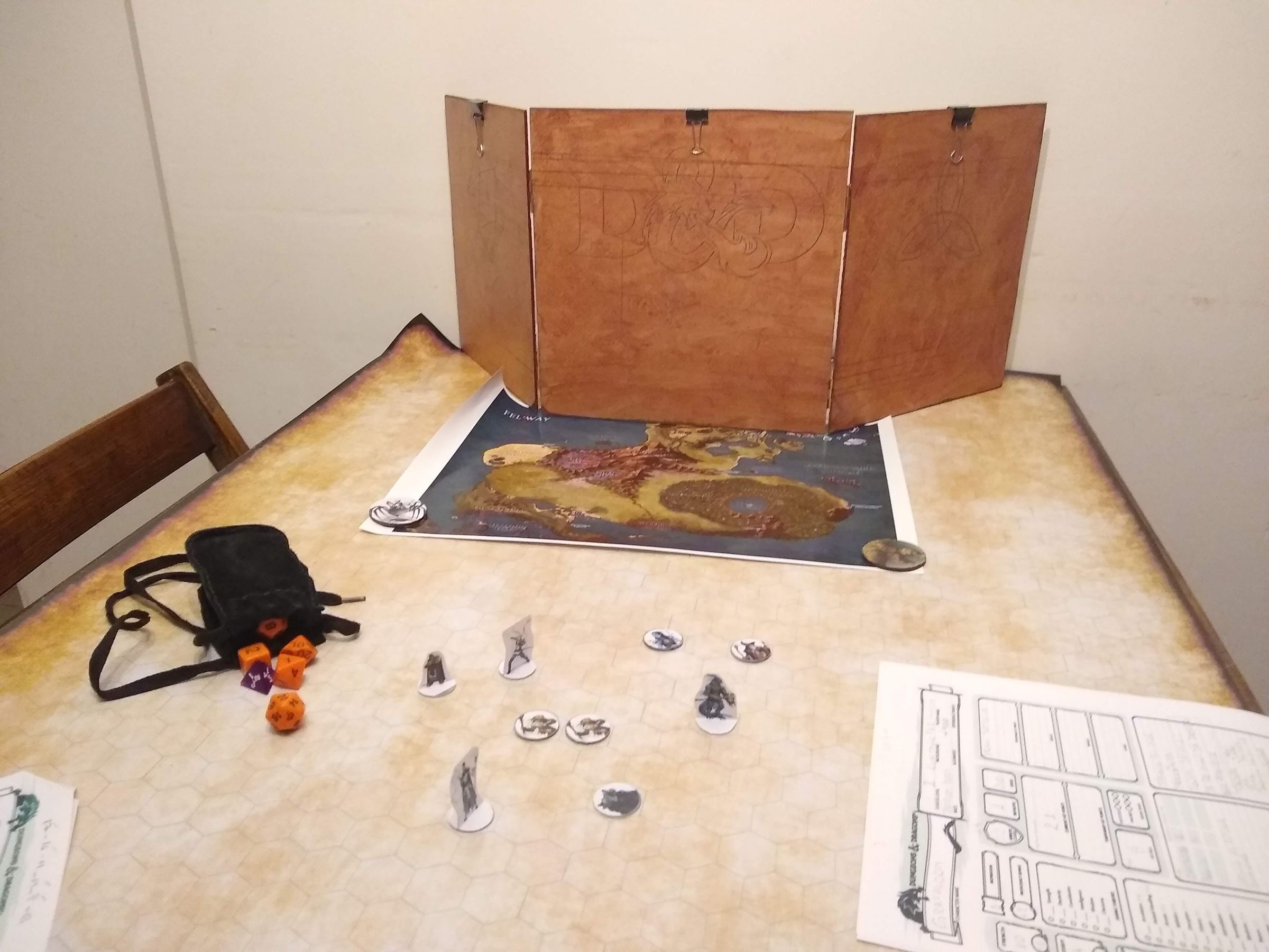 DM Screen : 5 Steps - Instructables