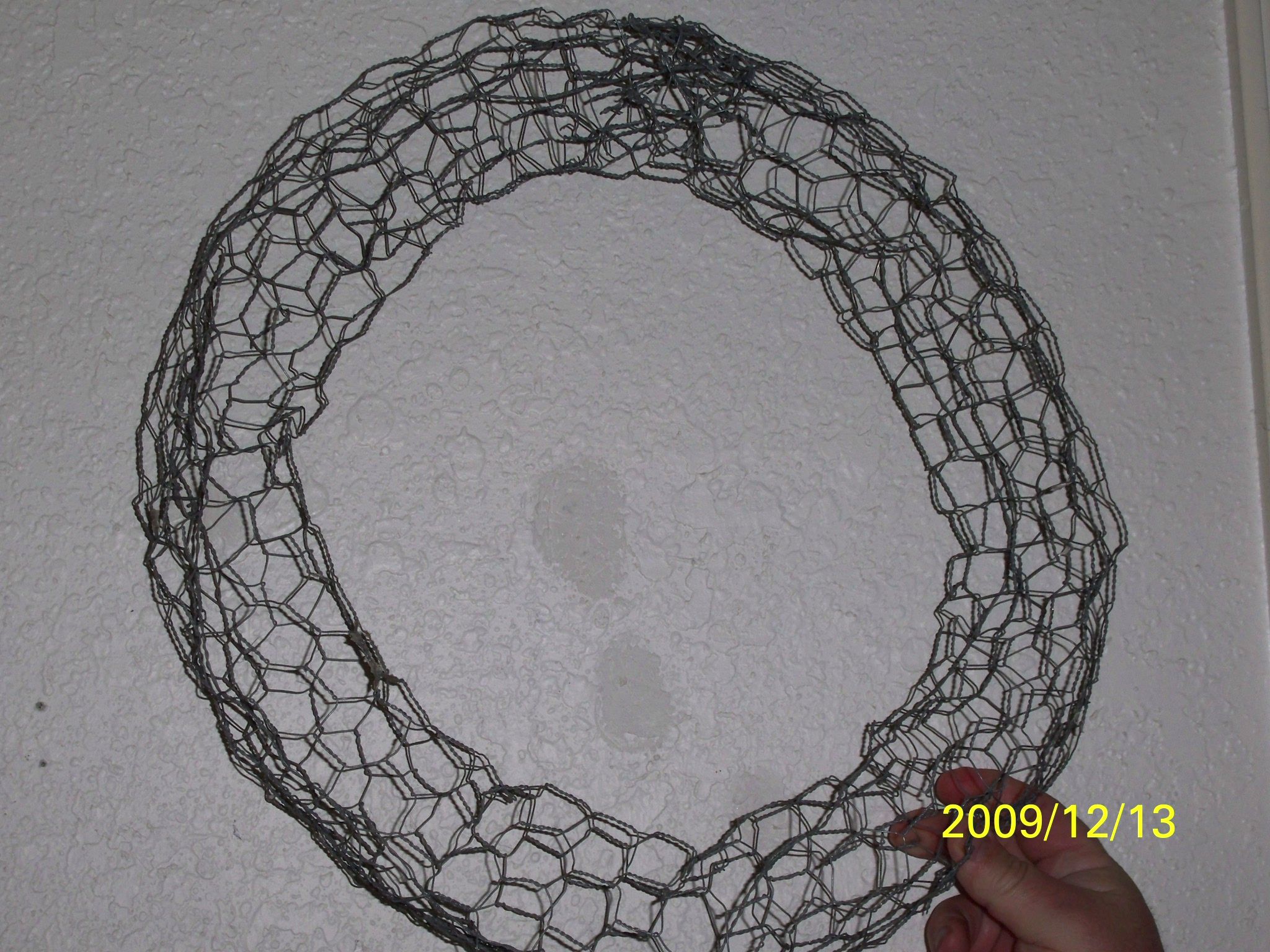Homemade Wreath From Chicken Wire With Endless Possibilites! : 8 Steps ...