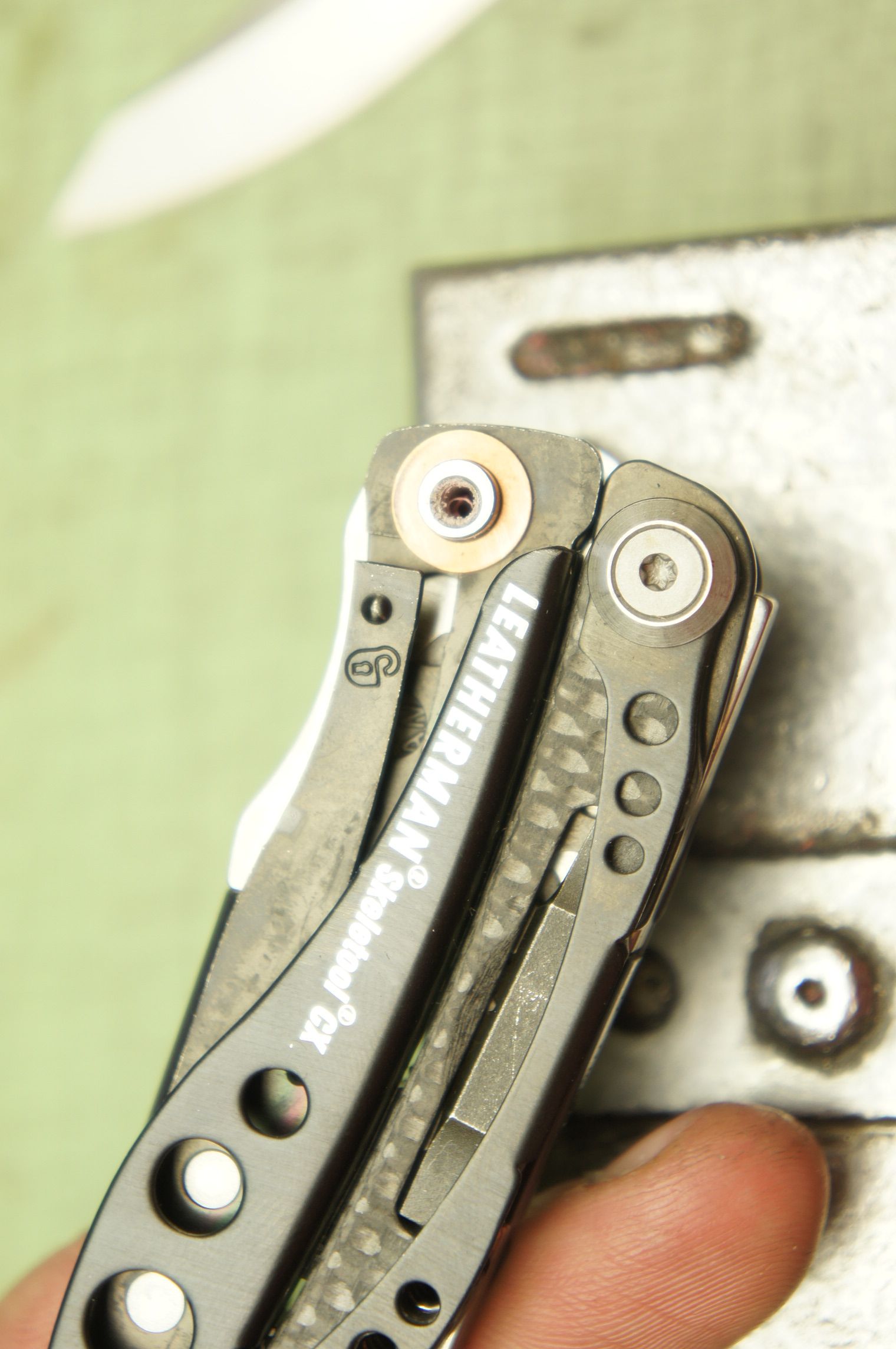 How to Take Apart and Reassemble a Leatherman Skeletool Multi-tool : 9 ...