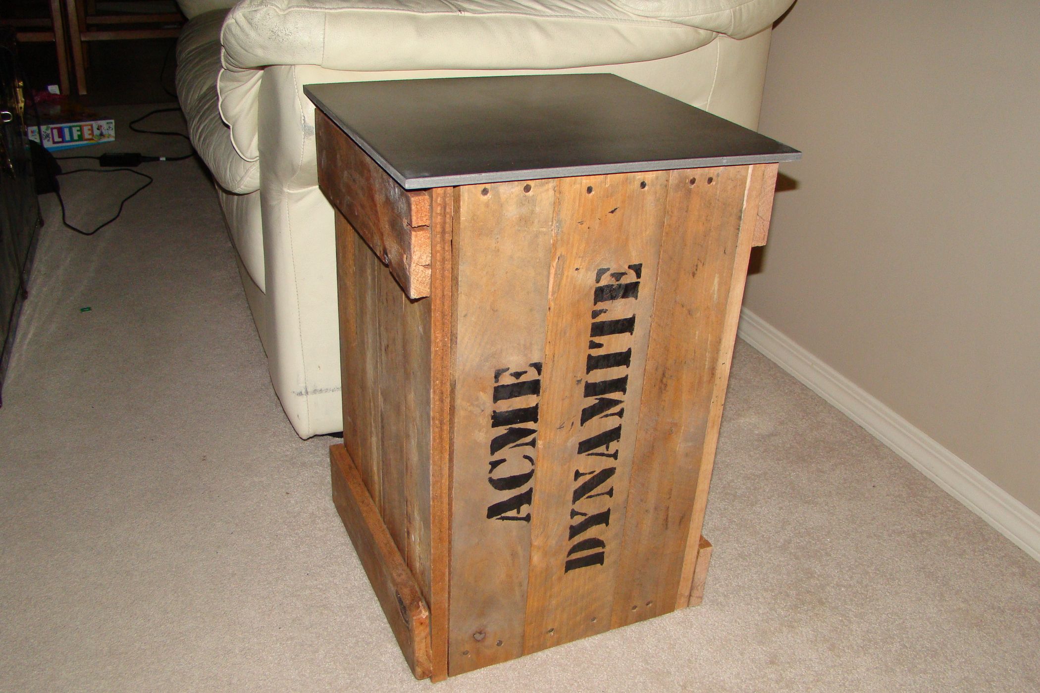 "Dynamite Crate" End Table From Old Pallet : 5 Steps (with Pictures ...