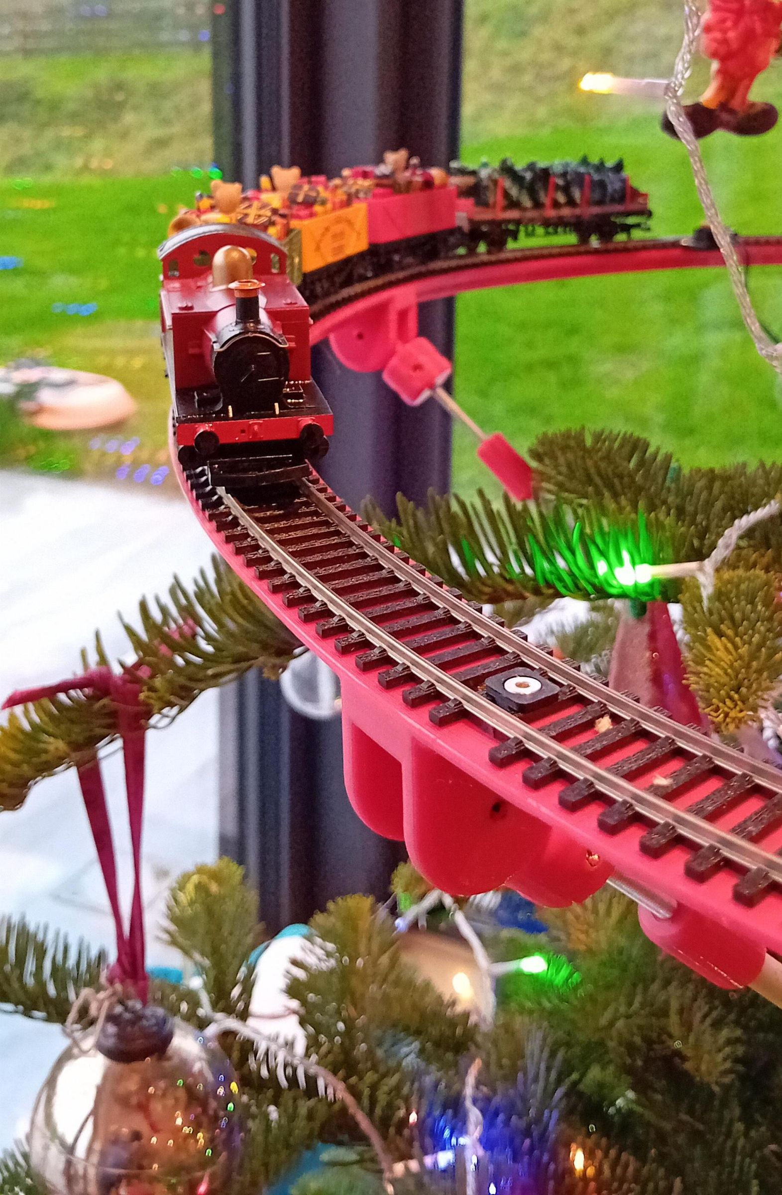 Train in a Christmas Tree L2 (3D Printed Version) : 11 Steps (with ...