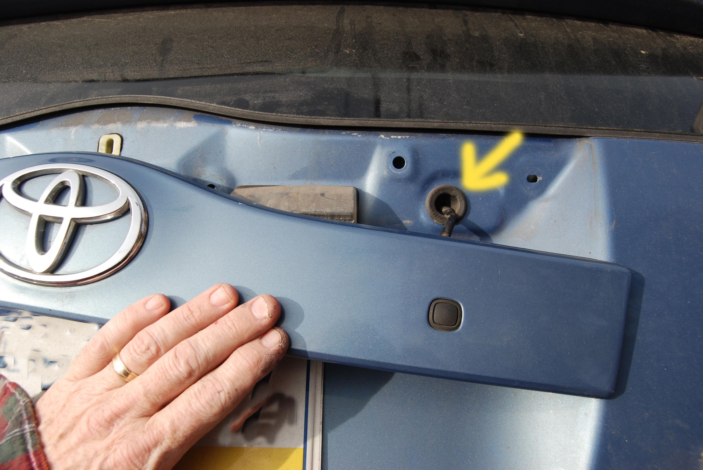 2007 Prius Hatch Latch REPAIR : 4 Steps - Instructables