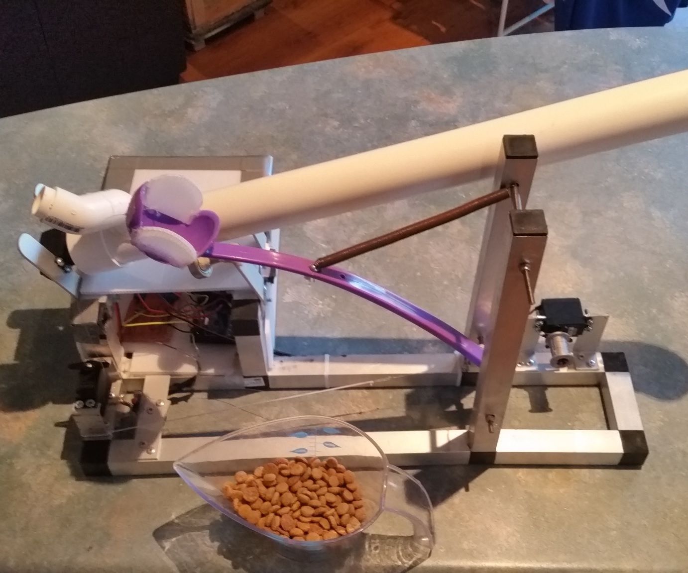 Automatic Catapult for Throwing Pet Food (dog, Cat, Chicken, Etc ...