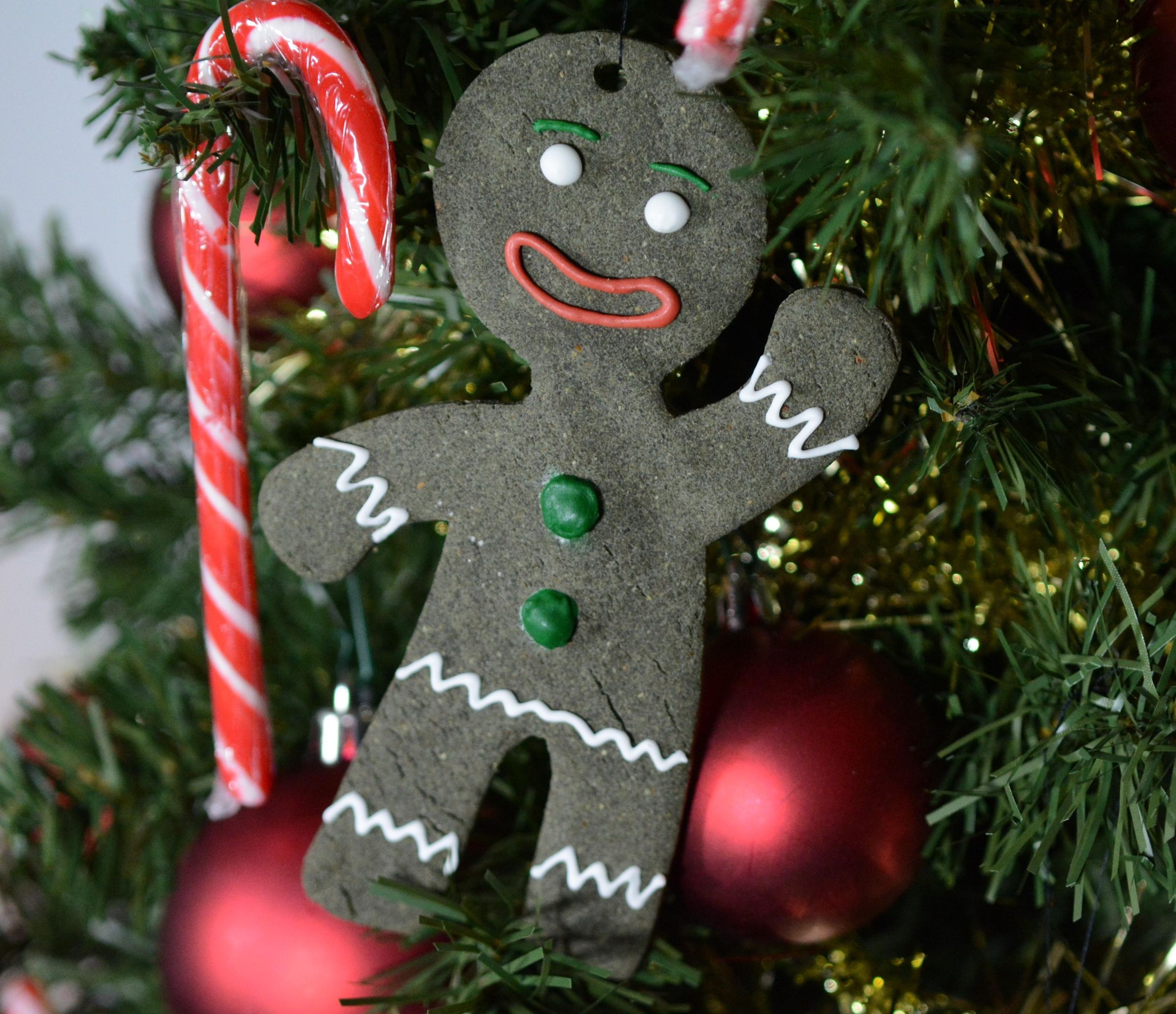 Recycle Inedible Cookie Dough Into Fragrant Christmas Tree Decorations ...