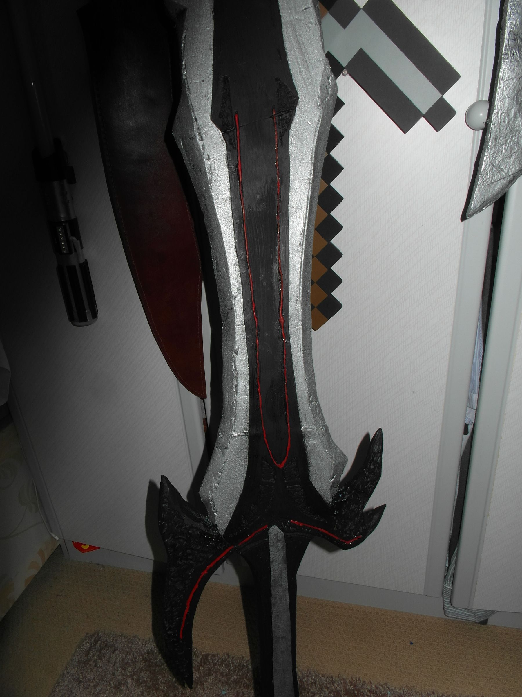 6ft Long Skyrim: Daedric Great Sword. : 4 Steps - Instructables