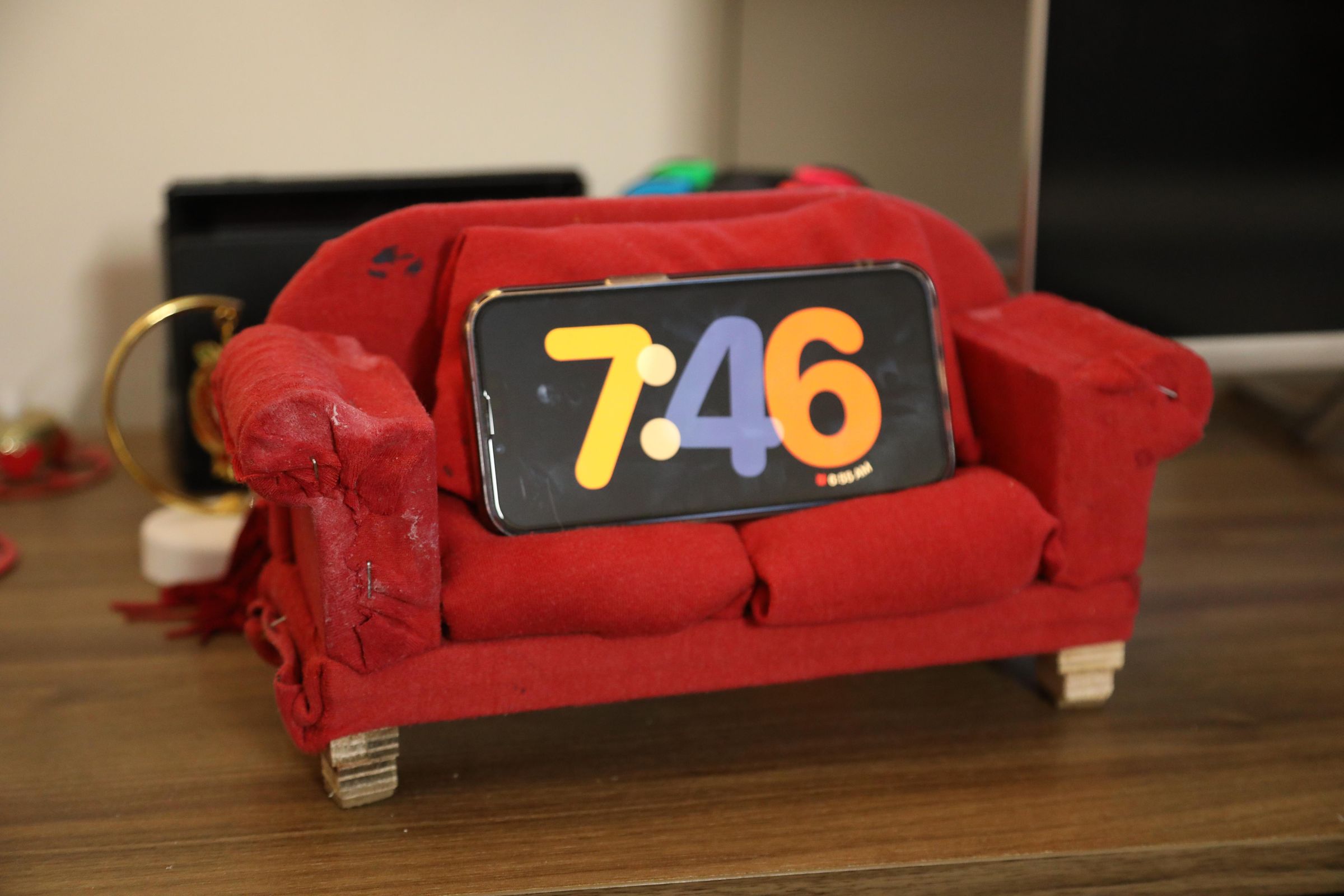 Mini-Sofa Phone Stand With Hidden Charger : 6 Steps (with Pictures ...