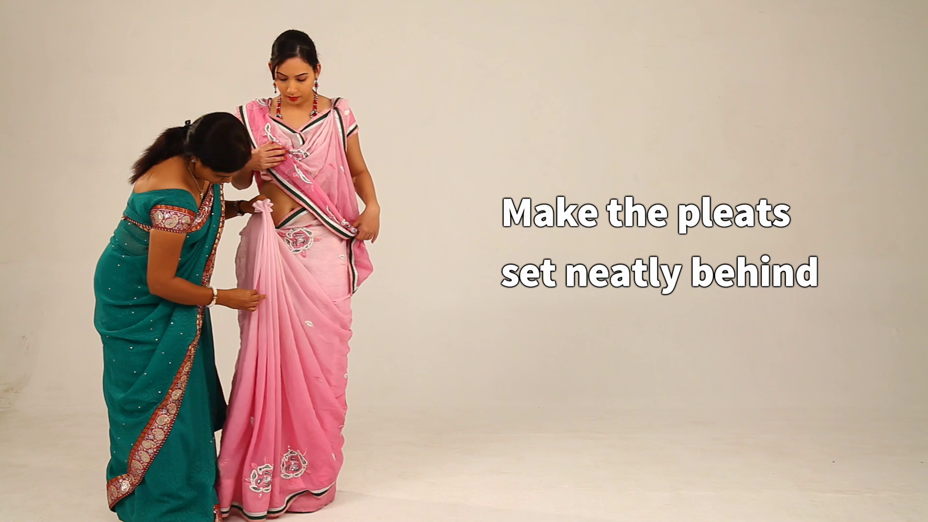 How to Wear a Saree in 2 Mins to Look Slim With Thin Pleats Perfectly ...