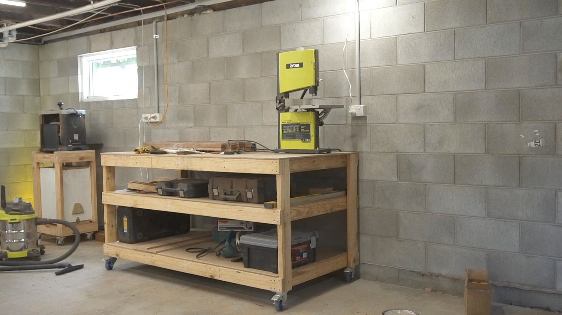 Simple Mobile Workbench/Assembly Table : 3 Steps (with Pictures ...