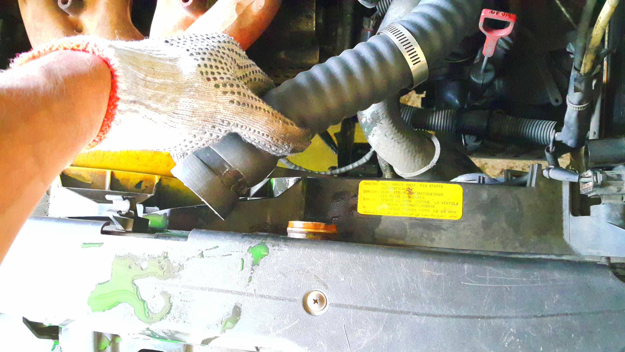 Replacing the Lower Radiator Hose on a Hyundai Trajet/sonata. : 4 Steps ...