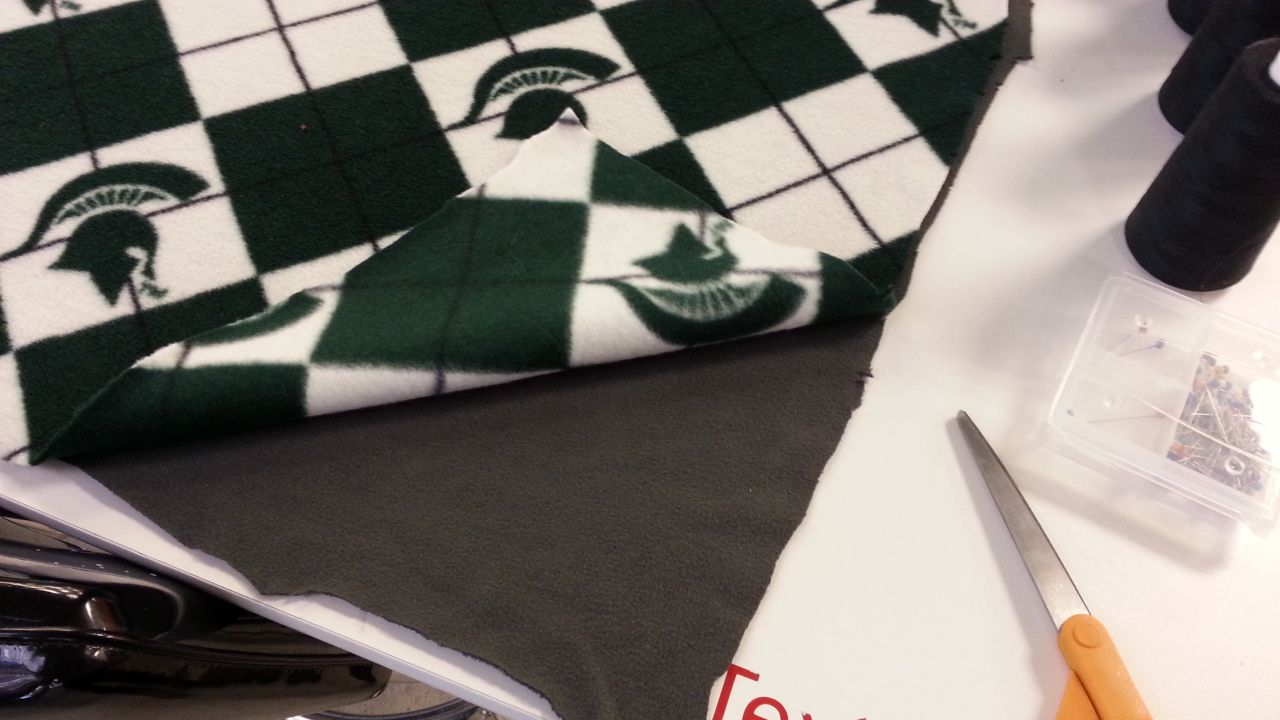 Easy Fleece Blanket With a Serger : 6 Steps - Instructables
