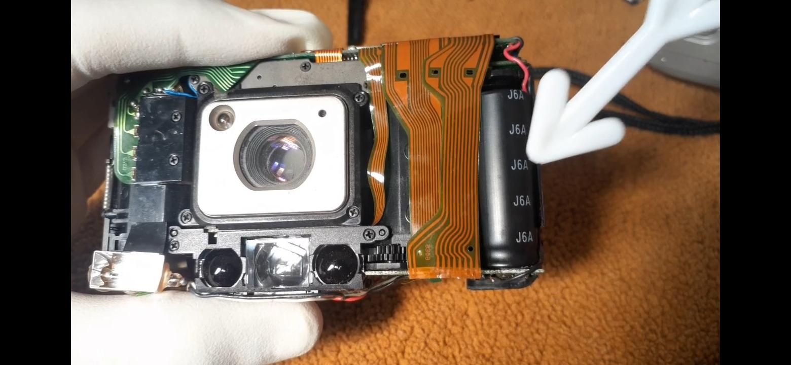 HOW DOES FUJI CAM WORKS ??FLASH CAPACITOR?? : 8 Steps - Instructables