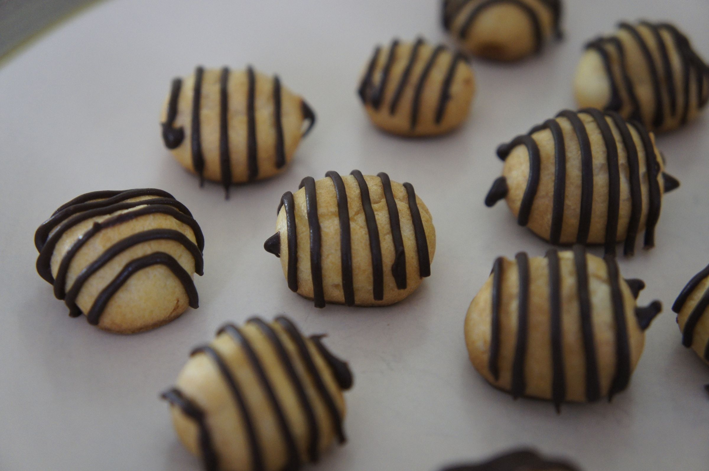 Lemon-Lavender Cupcakes W/ Honey Frosting & Cream Puff Bees : 8 Steps ...