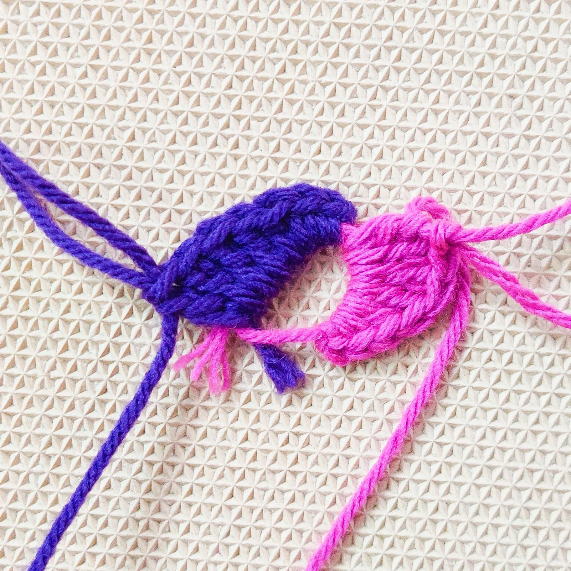 How to Make a Solid Two Color Spiral Crochet Circle : 8 Steps (with ...