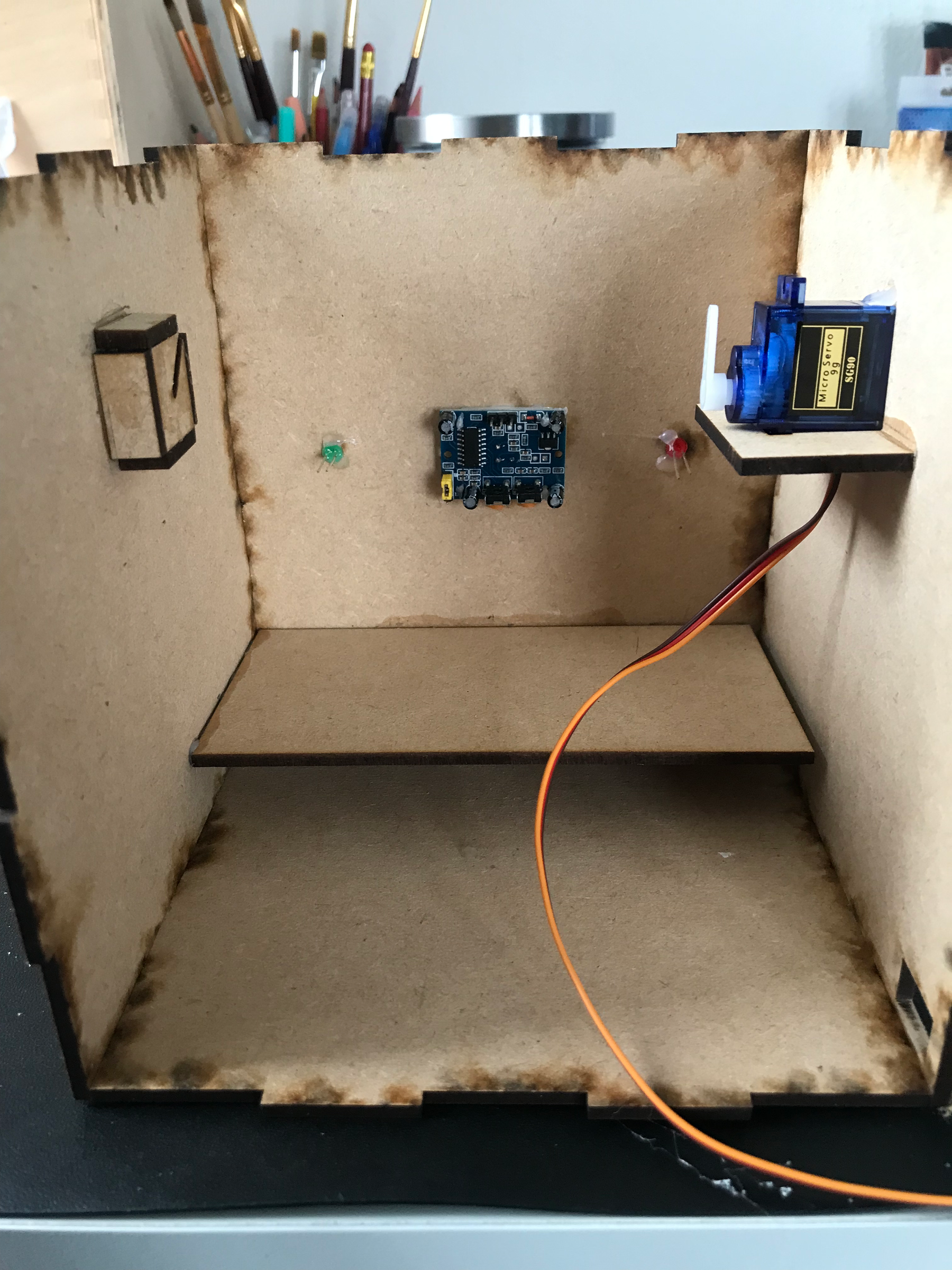 Red Light Green Light Automaton : 14 Steps - Instructables