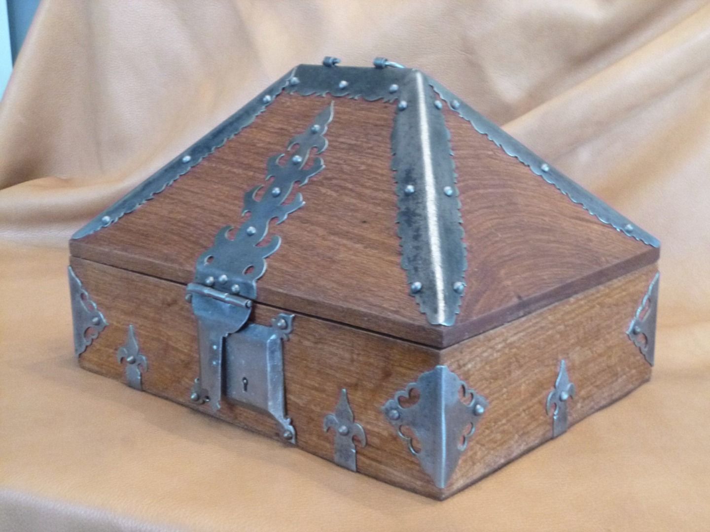 Medieval / Renaissance Box : 10 Steps (with Pictures) - Instructables