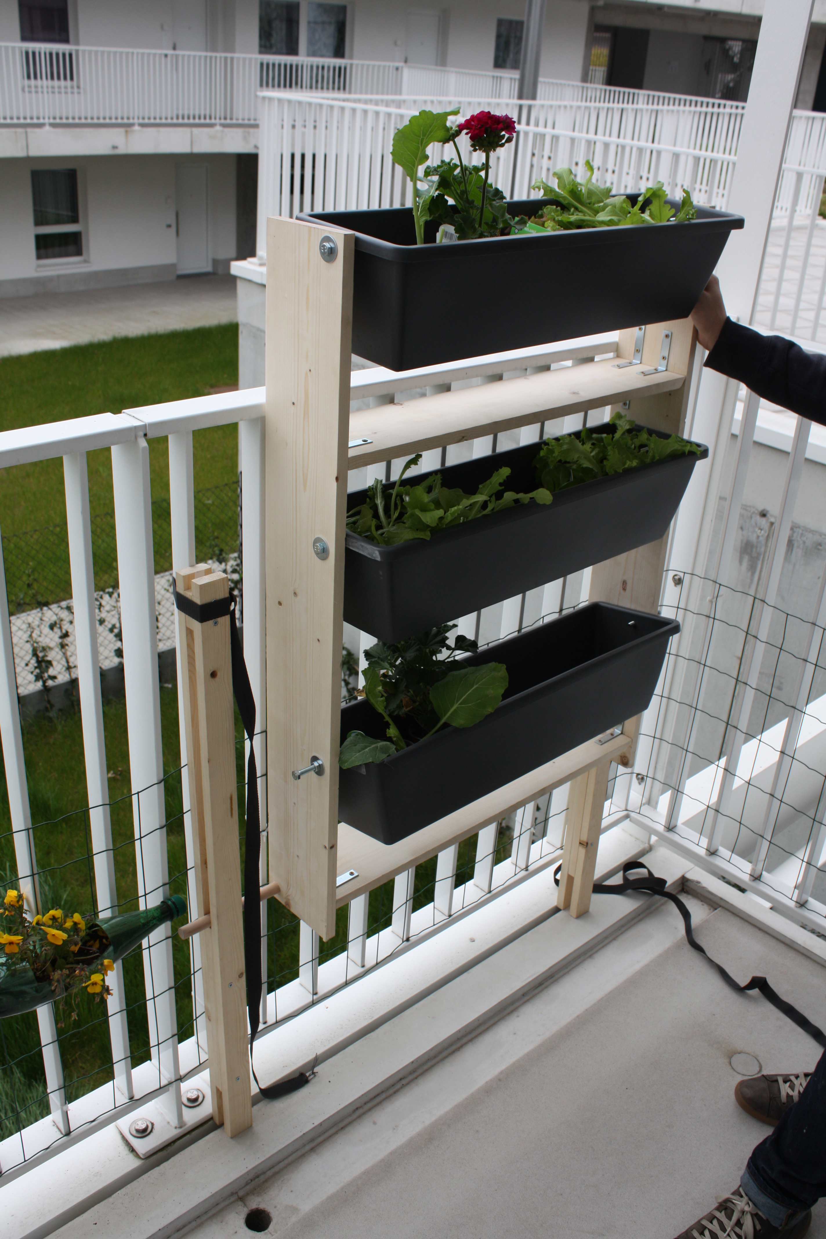 Space Efficient Gardening Rack : 9 Steps (with Pictures) - Instructables