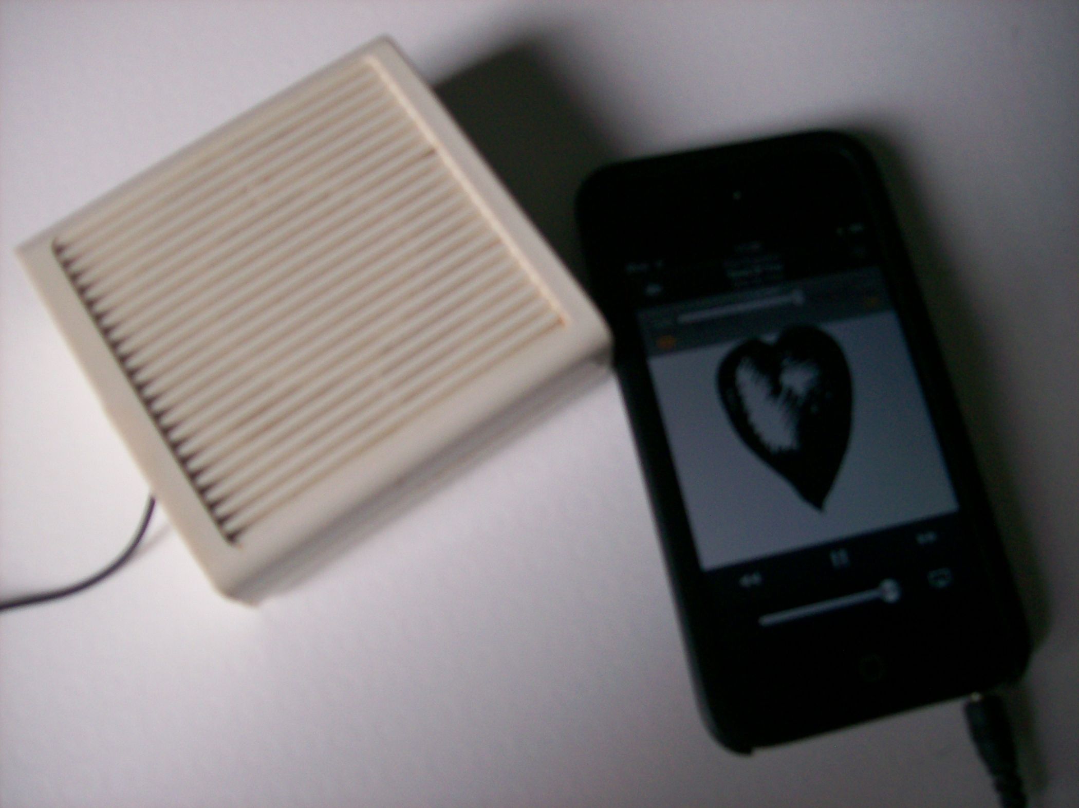 Retro Mono Speaker Runs Off of Ipod Battery : 4 Steps - Instructables