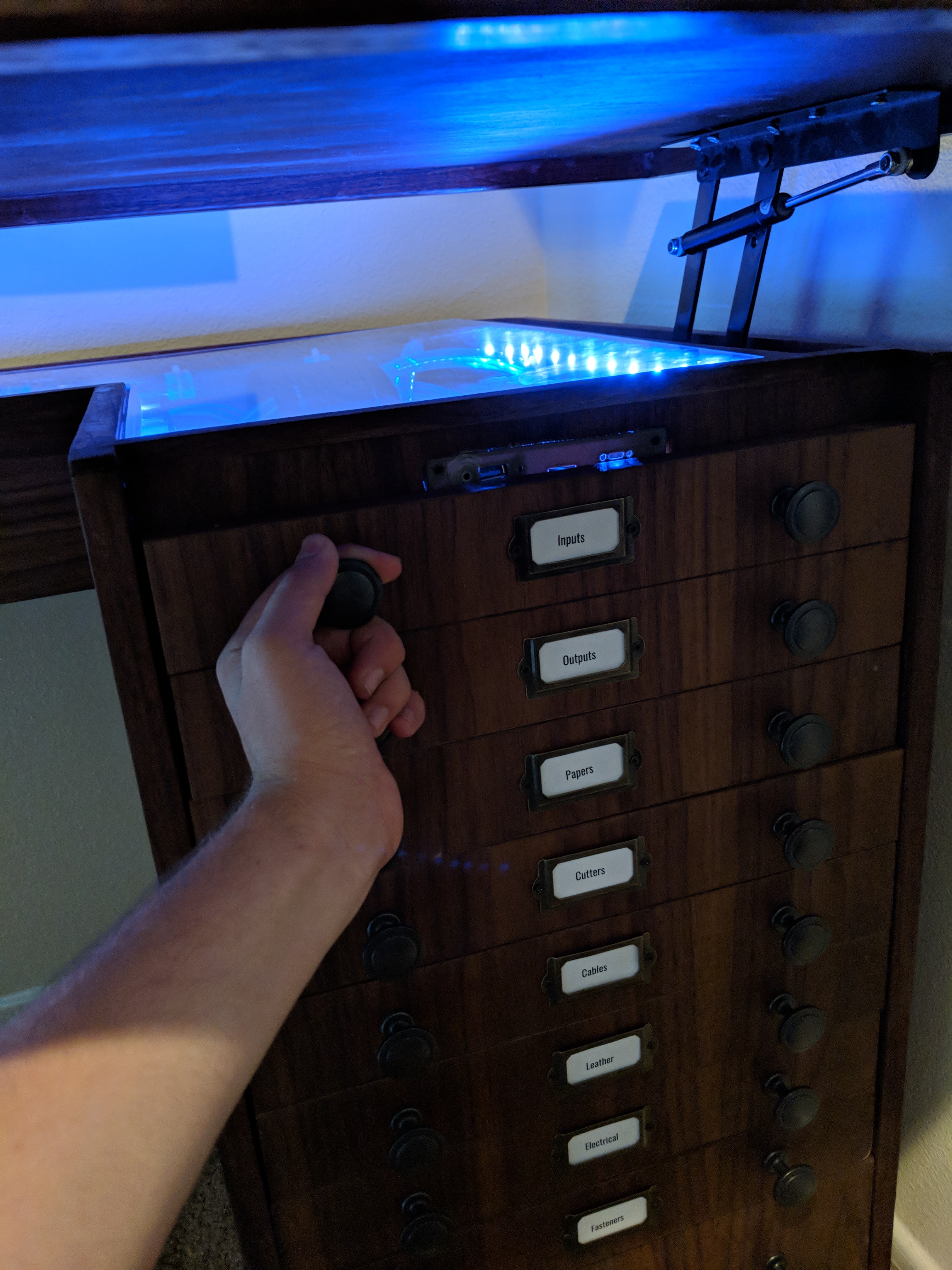 Convertible Standing Desk With Hidden Computer : 10 Steps (with ...