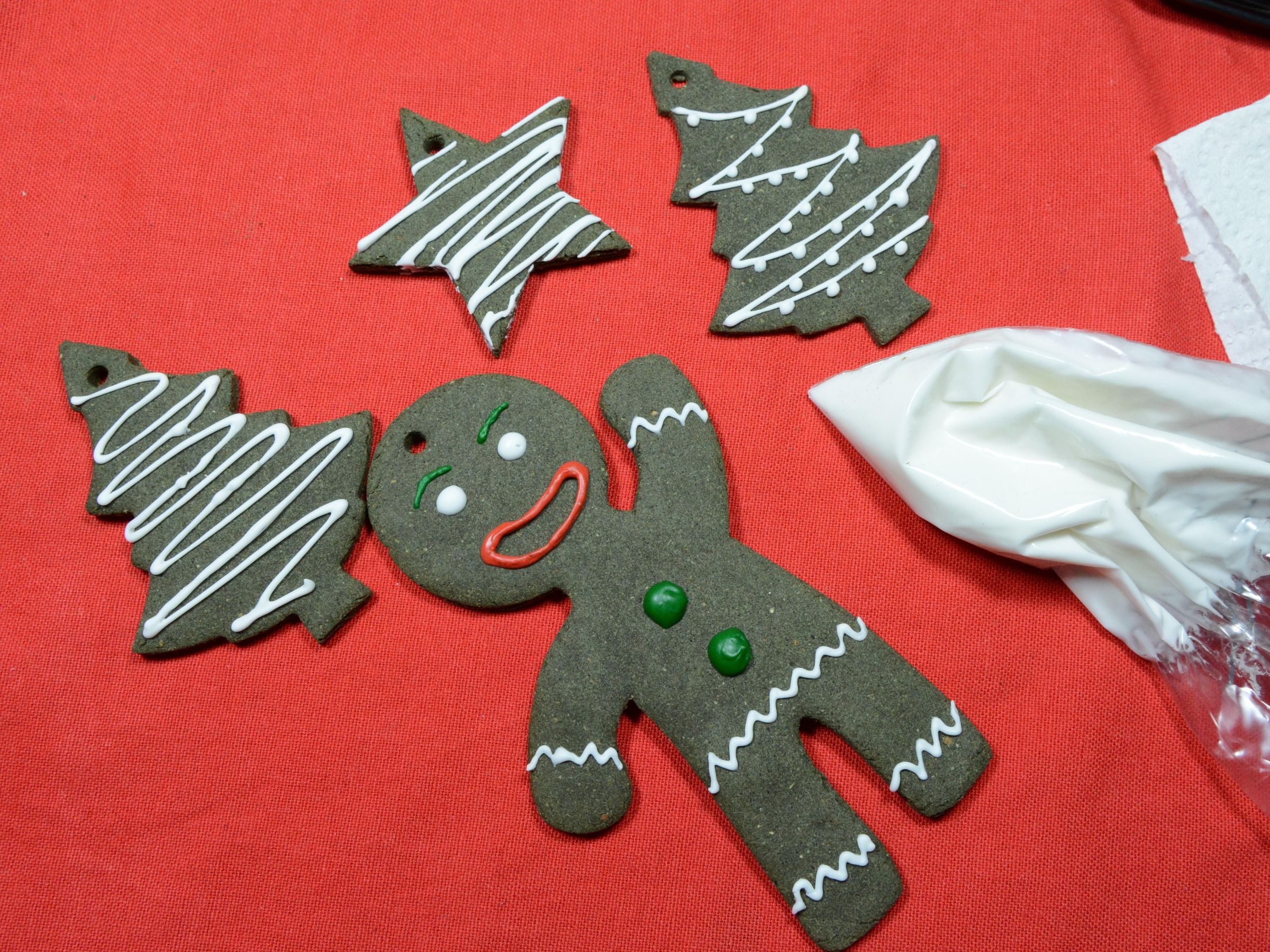 Recycle Inedible Cookie Dough Into Fragrant Christmas Tree Decorations ...