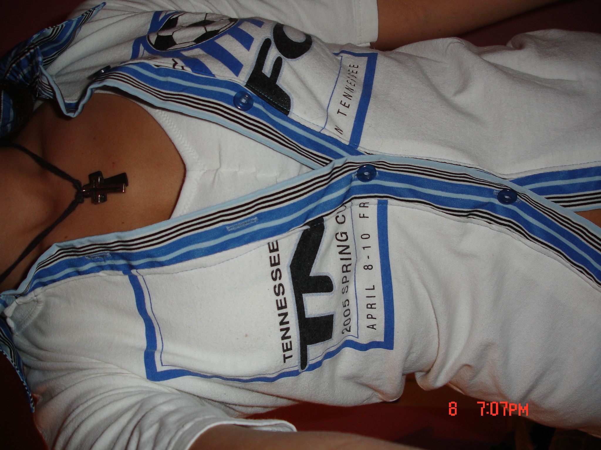 T-Shirt Into a Button-Up : 4 Steps - Instructables