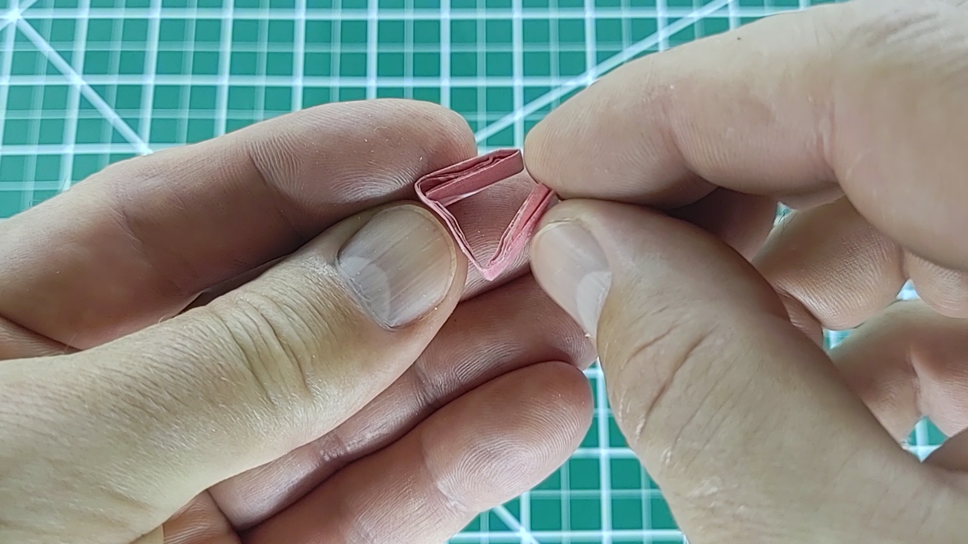 How to Make a Candy Wrapper Chain : 7 Steps (with Pictures) - Instructables