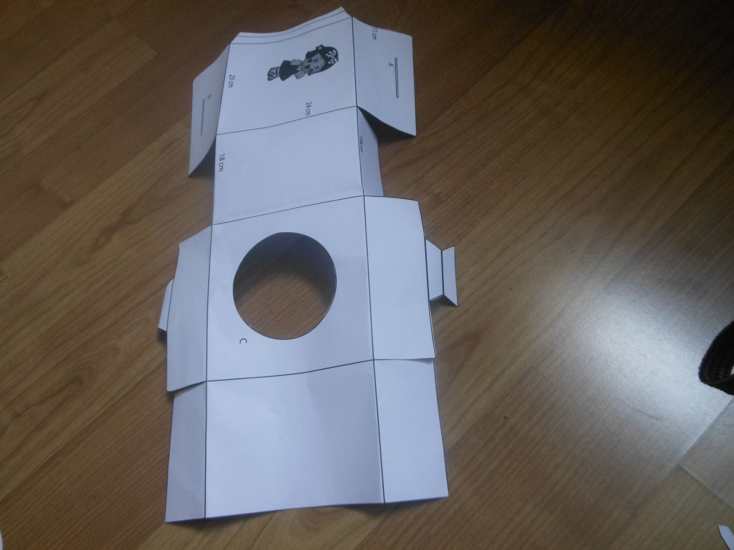 Miss La Sen Birthday Cake Box : 7 Steps - Instructables