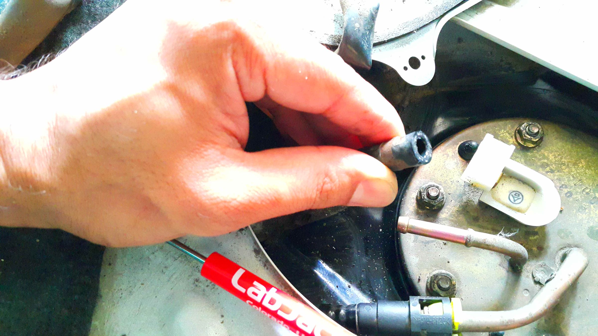 Replacing a Fuel Pump (Honda Civic 1999)! : 8 Steps - Instructables