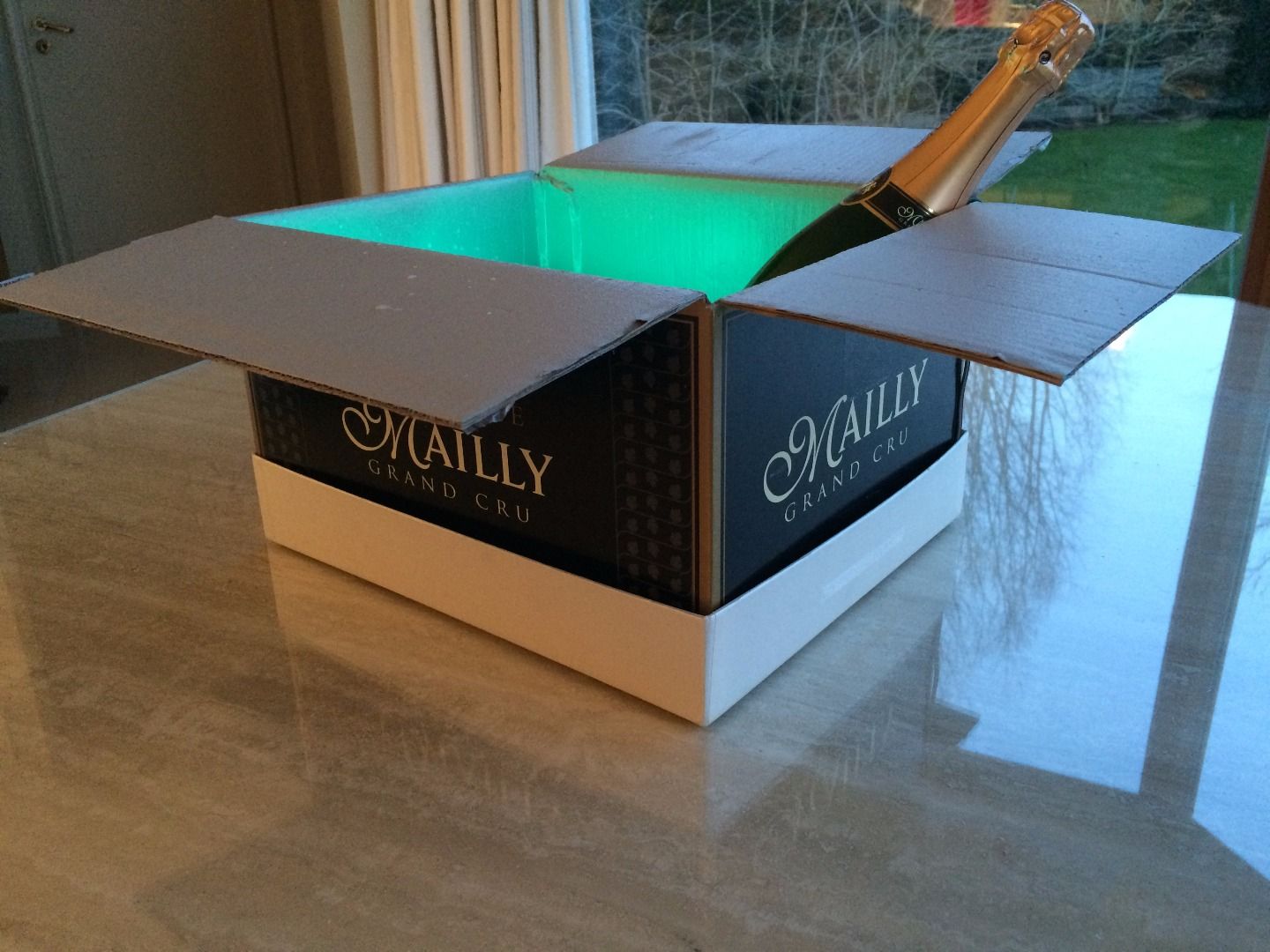 Cardboard Champagne Coolbox : 7 Steps (with Pictures) - Instructables