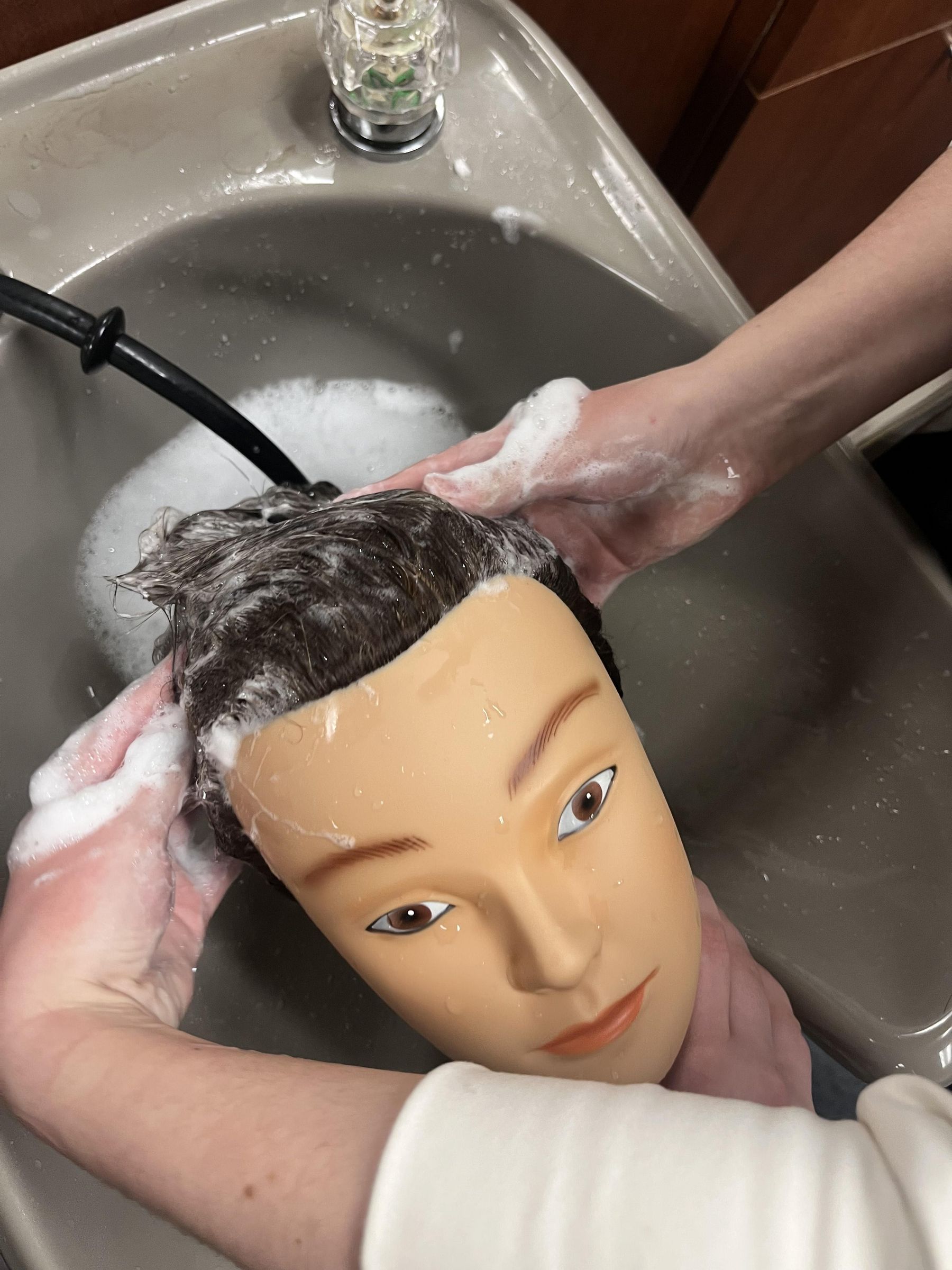 How to Properly Shampoo a Client : 6 Steps (with Pictures) - Instructables