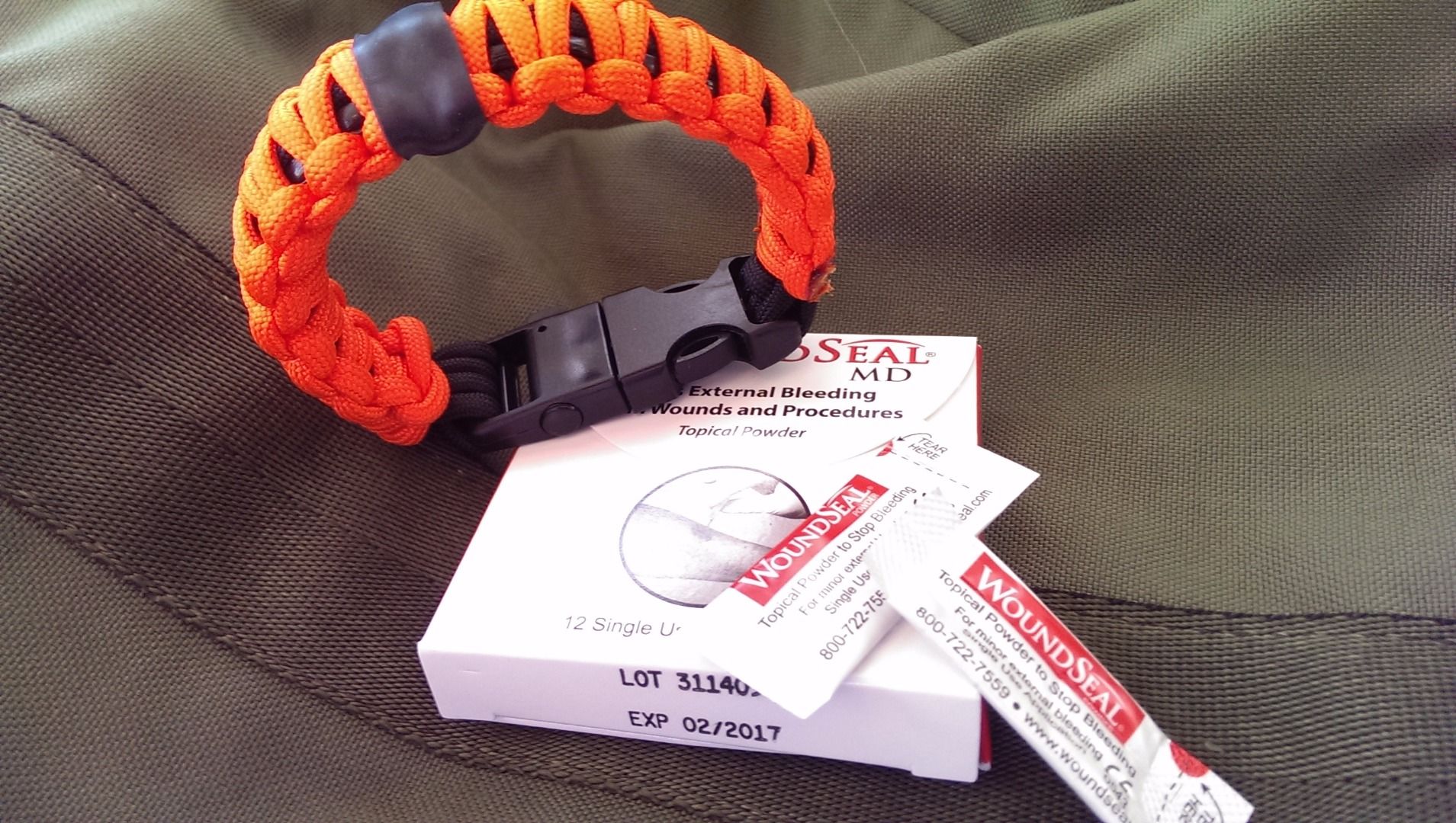 The Medic a Paracord Survival Bracelet for First Aid. : 4 Steps (with ...