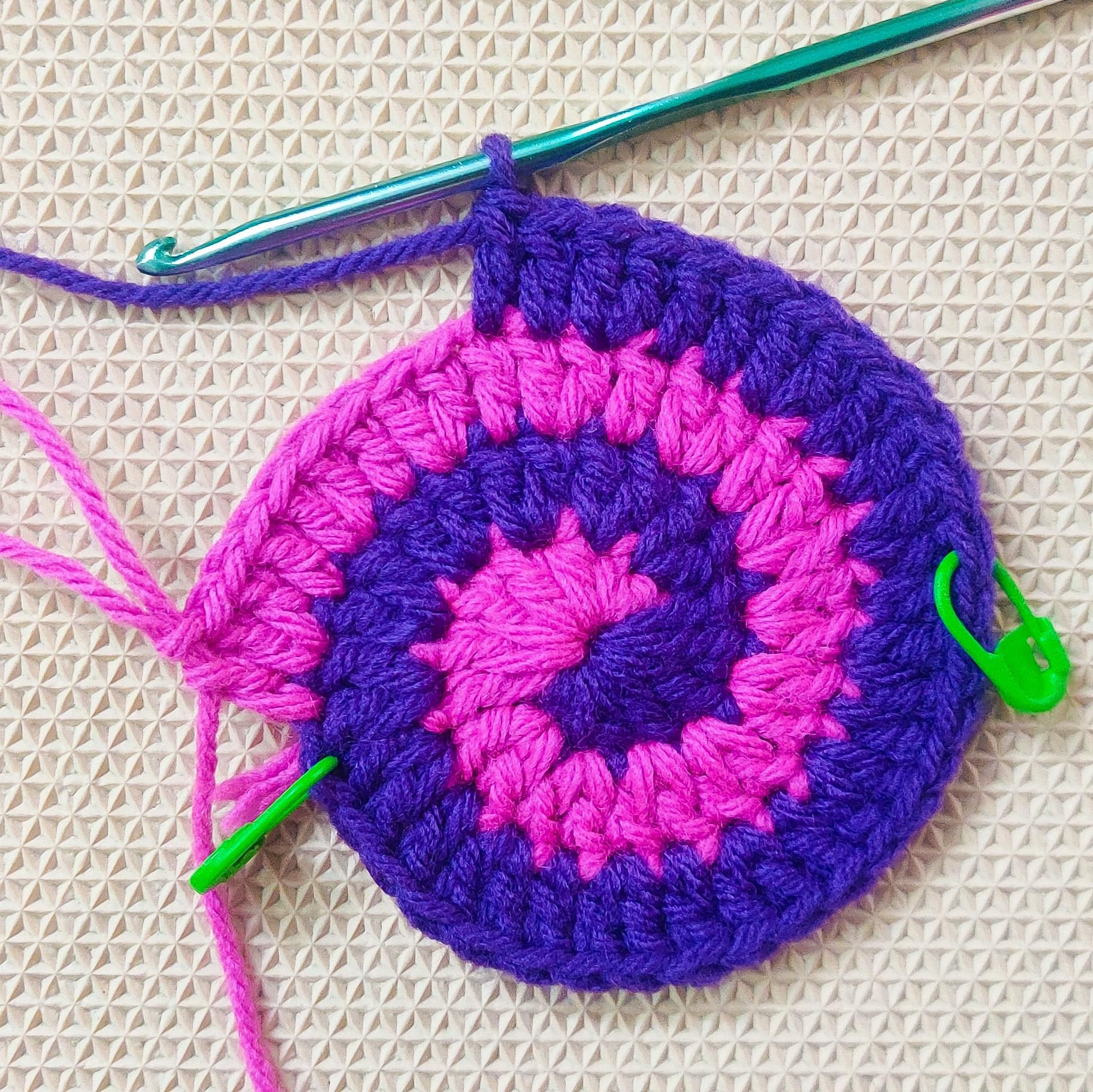 How to Make a Solid Two Color Spiral Crochet Circle : 8 Steps (with ...