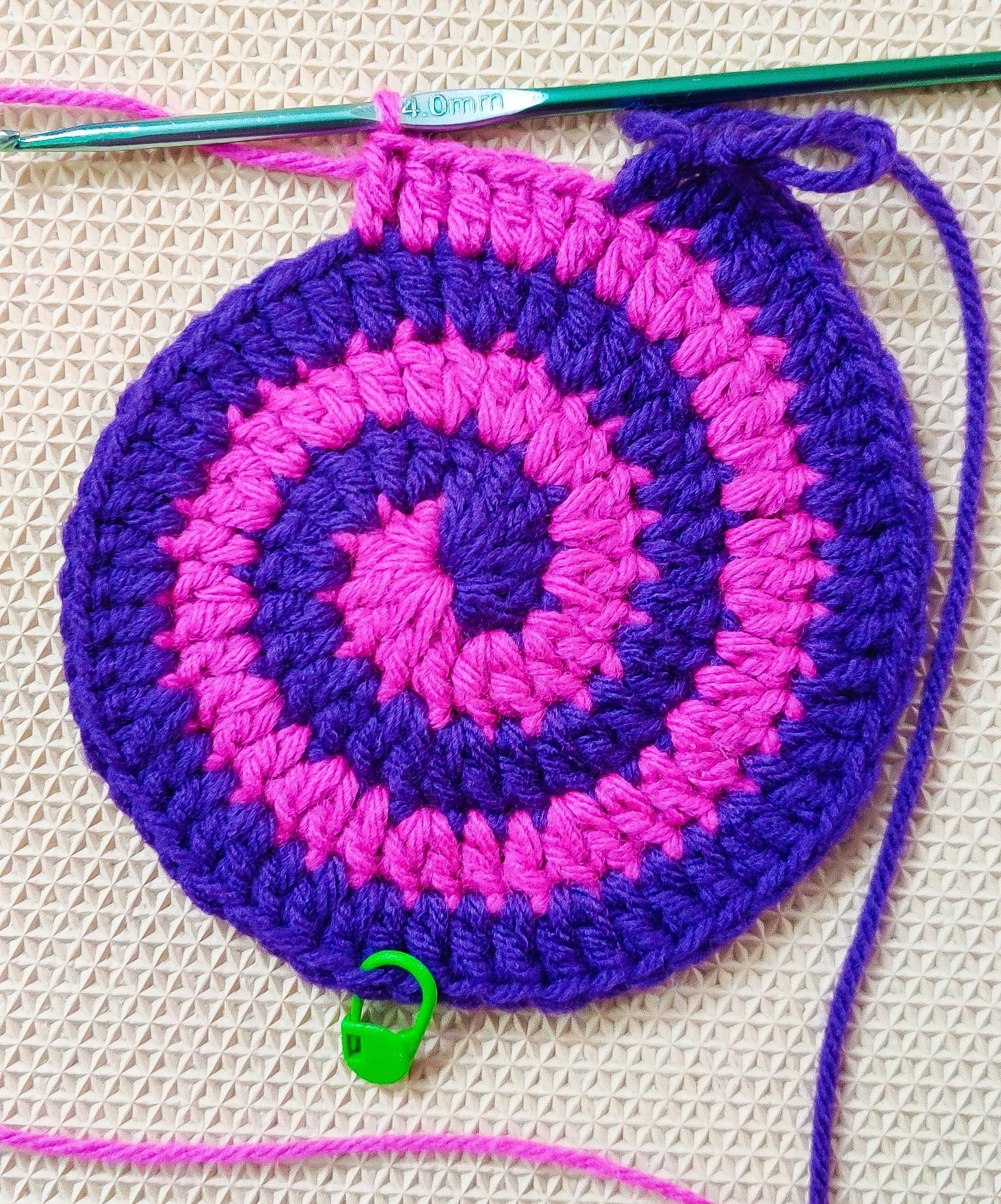 How to Make a Solid Two Color Spiral Crochet Circle : 8 Steps (with ...