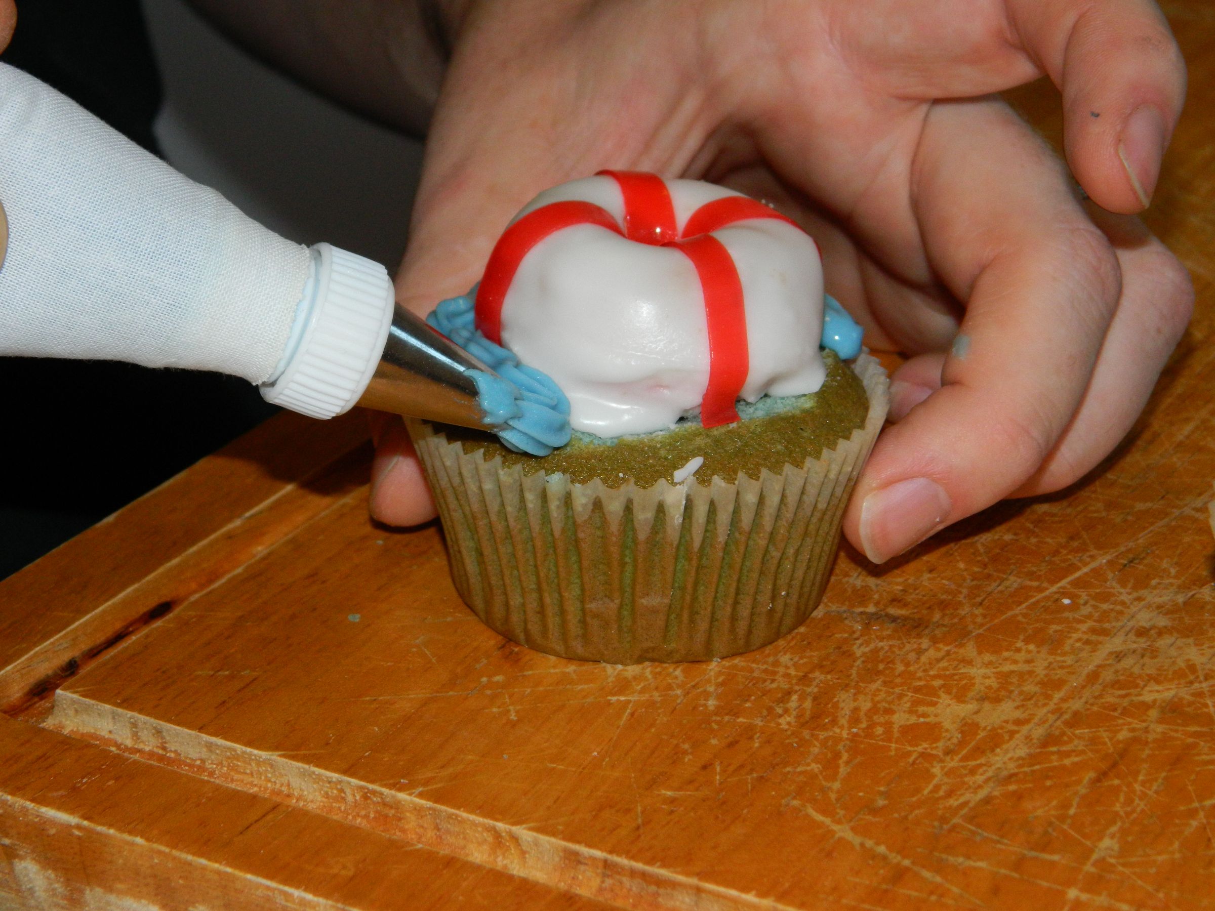 Shark Attack Cupcakes : 9 Steps (with Pictures) - Instructables