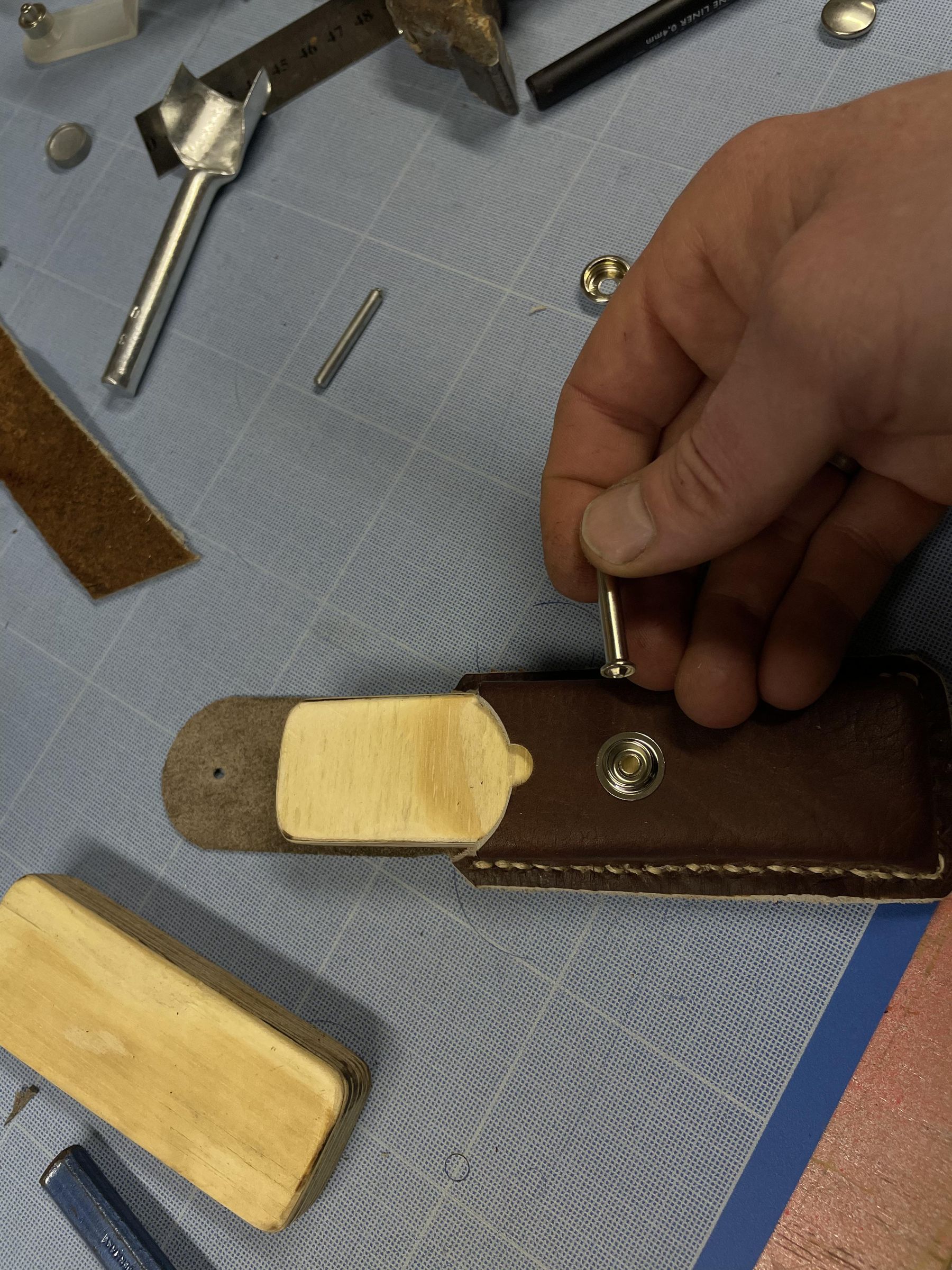 Leatherman Horizontal Sheath : 12 Steps (with Pictures) - Instructables