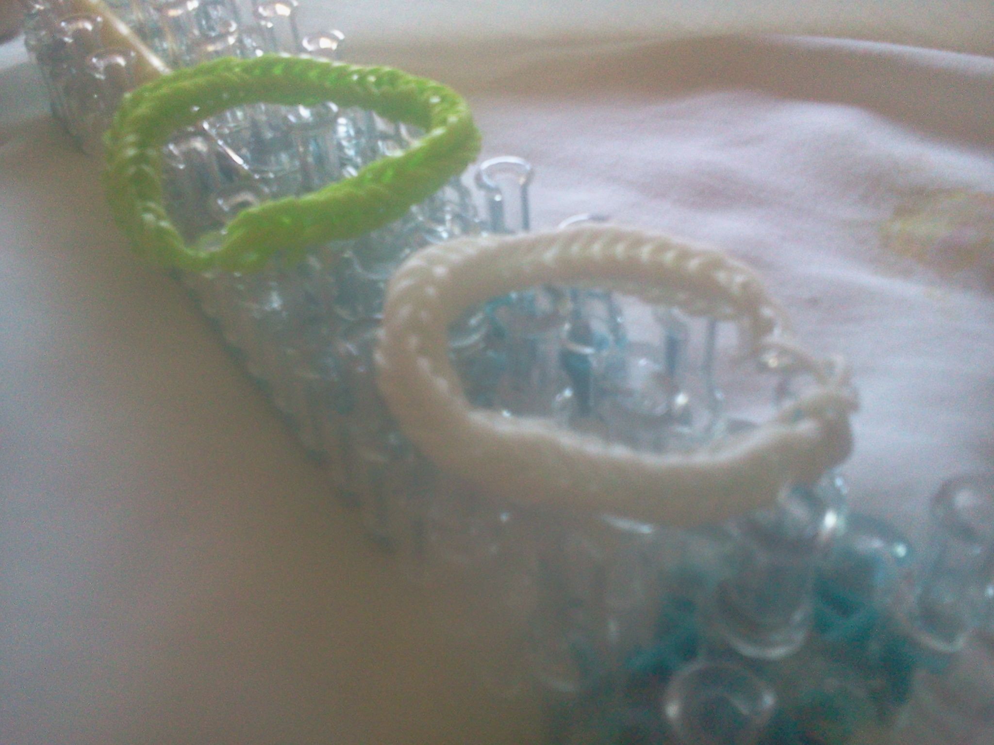 Rainbow Loom: Fishtail : 6 Steps - Instructables